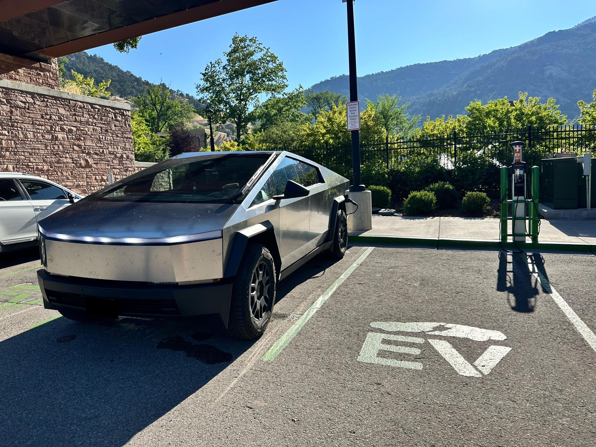 Glenwood Spring Hot Springs | Glenwood Springs, CO | EV Station