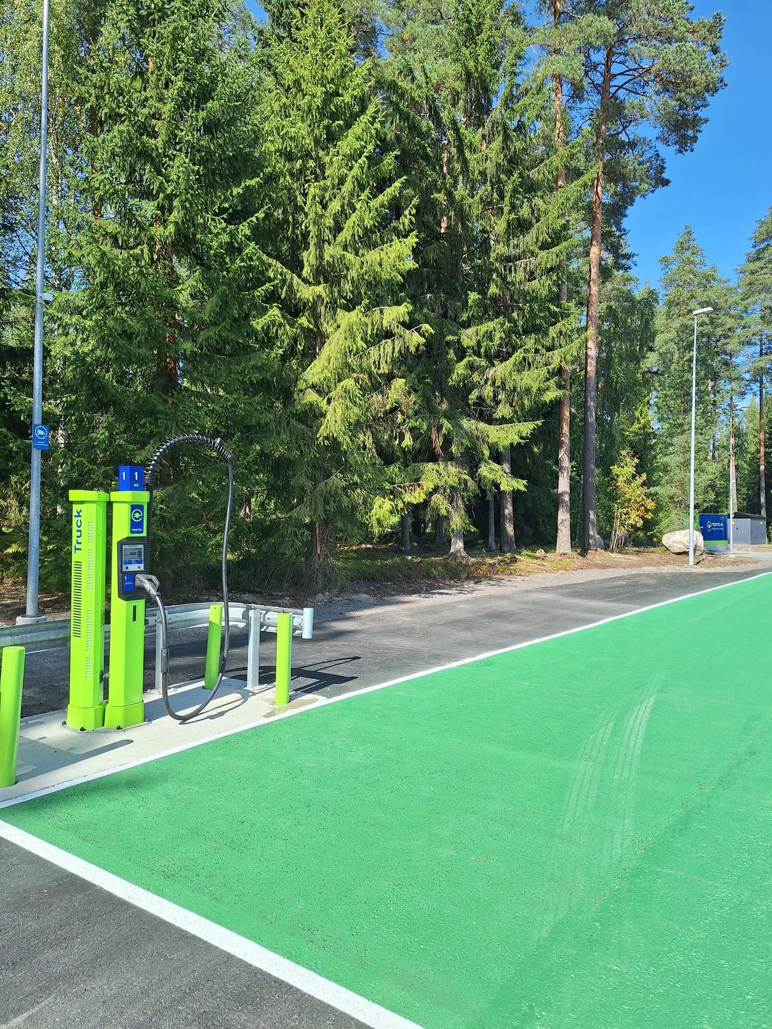 Neste MY Uusiutuva Lataus Truck Neste K Linnatuuli länsi | Helsingintie ...