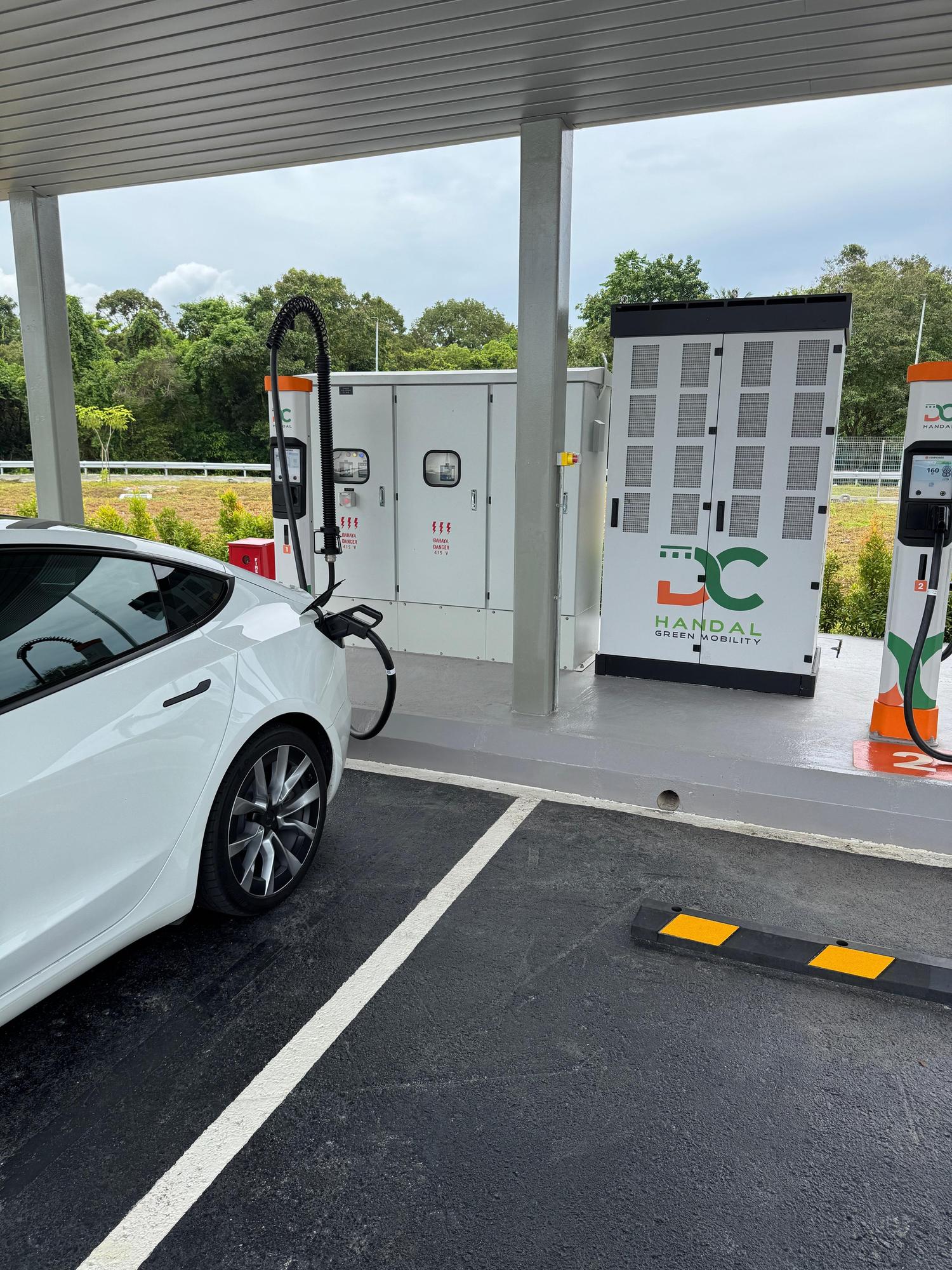 WCE E32 Taiping Selatan Toll Plaza SB by DC Handal [400 kW | 4 DCs ...