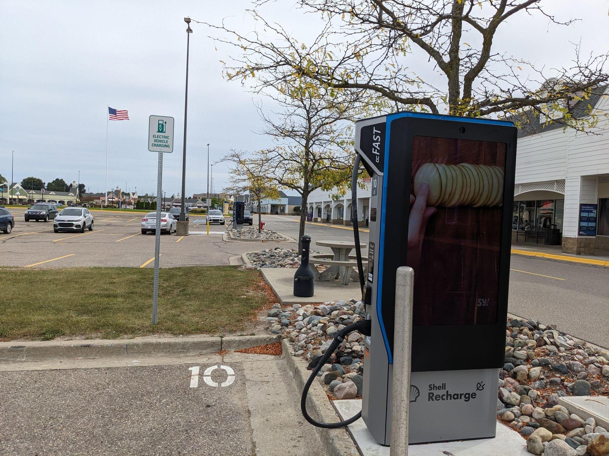 Tanger Outlets Howell - H&M | Howell, MI | EV Station
