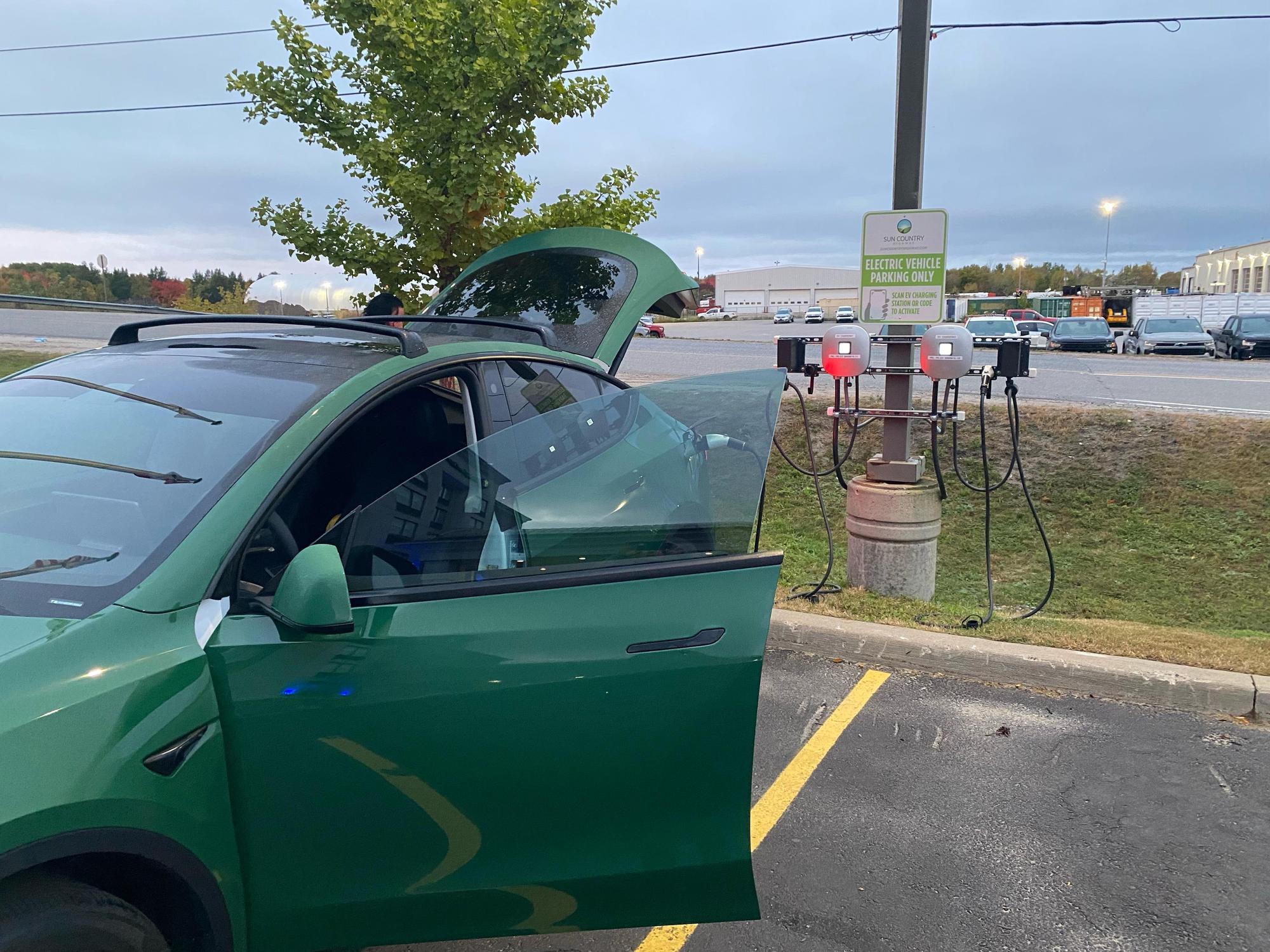 holiday Inn express Suites | North Bay, ON | EV Station