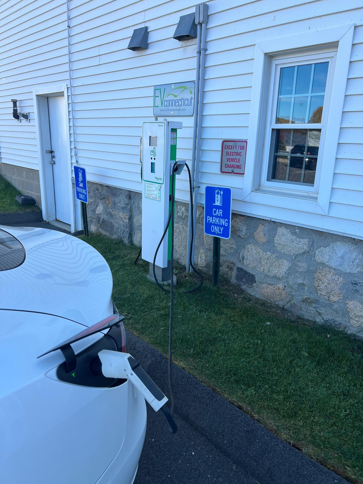 New Fairfield Town Hall | New Fairfield, CT | EV Station