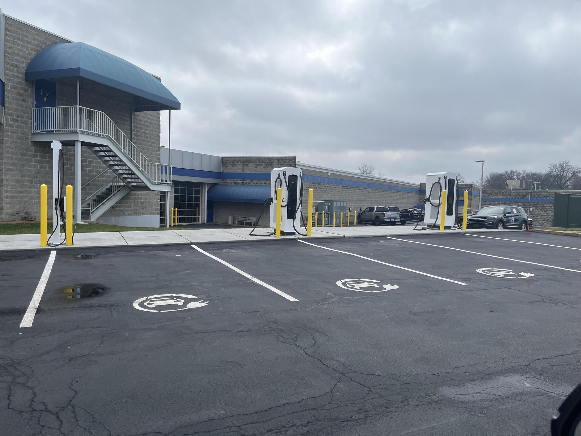 Sunset Ford | St. Louis, MO | EV Station