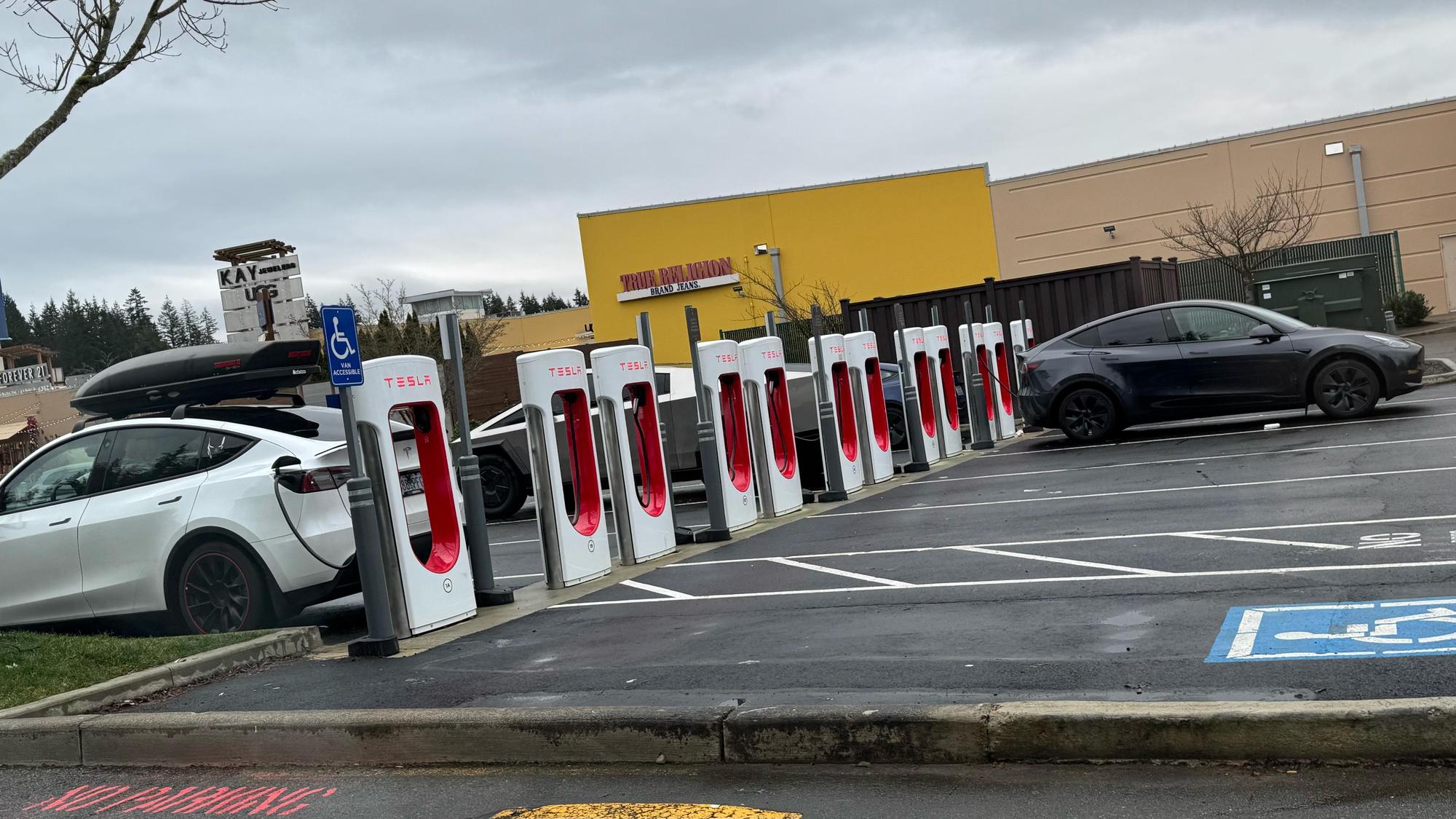 Seattle Premium Outlets - North | Stimson Crossing, WA | EV Station