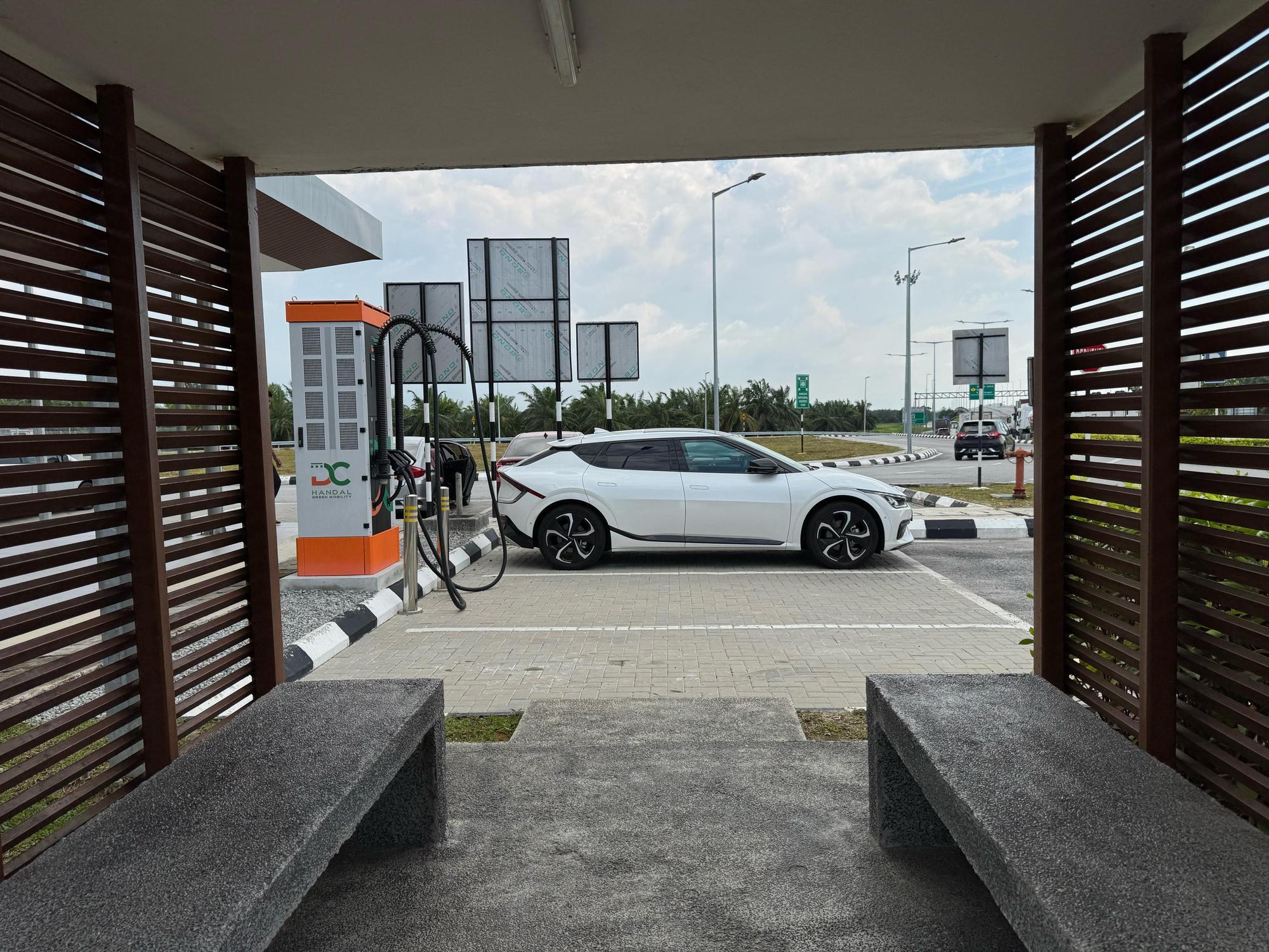 WCE E32 Assam Jawa Toll Plaza by DC Handal [200 kW | 2 DCs | RM1.30/kWh ...