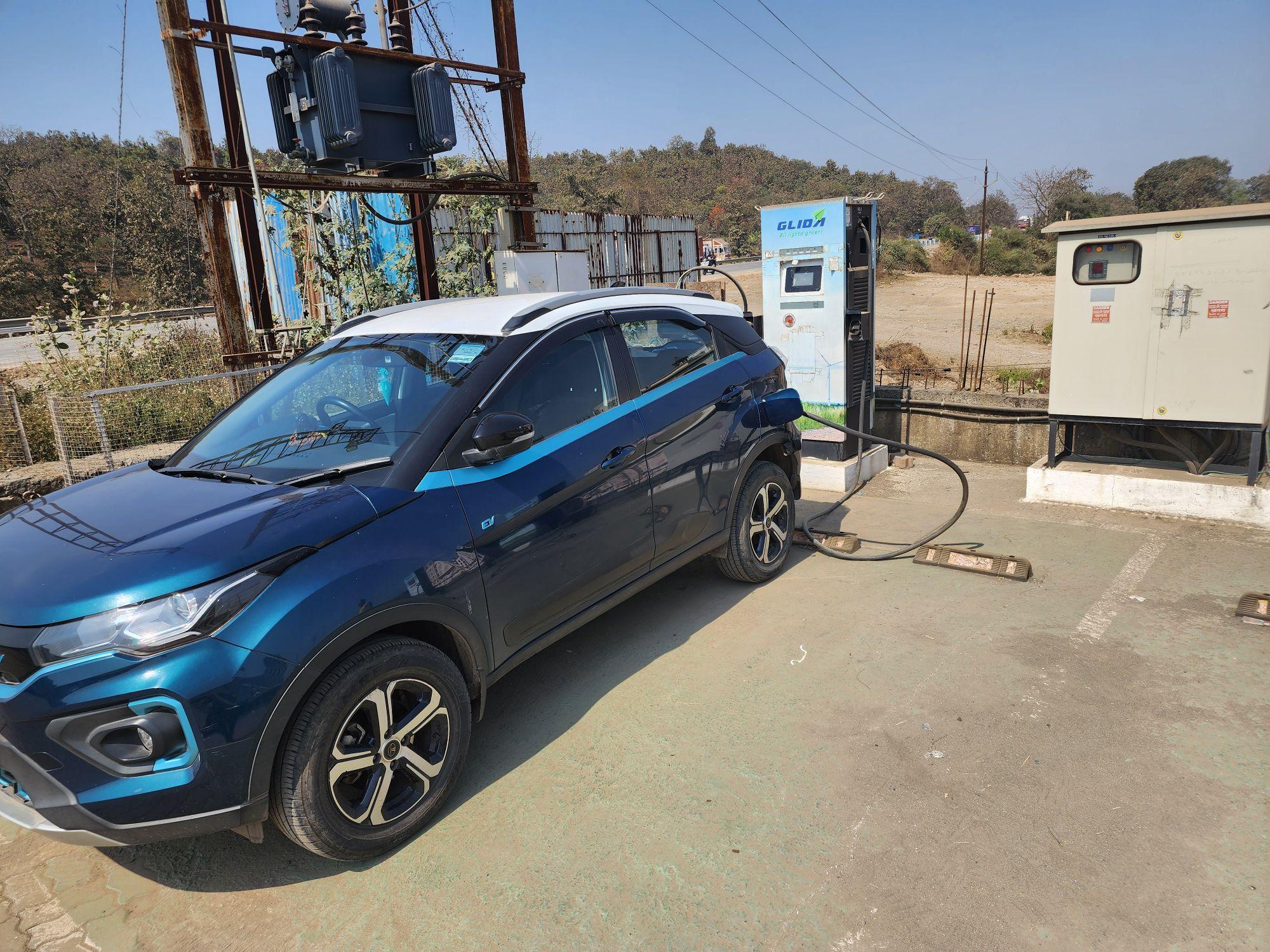 Glida-Hotel Maxus हॉटेल मैक्सस | Sakawar, MH | EV Station