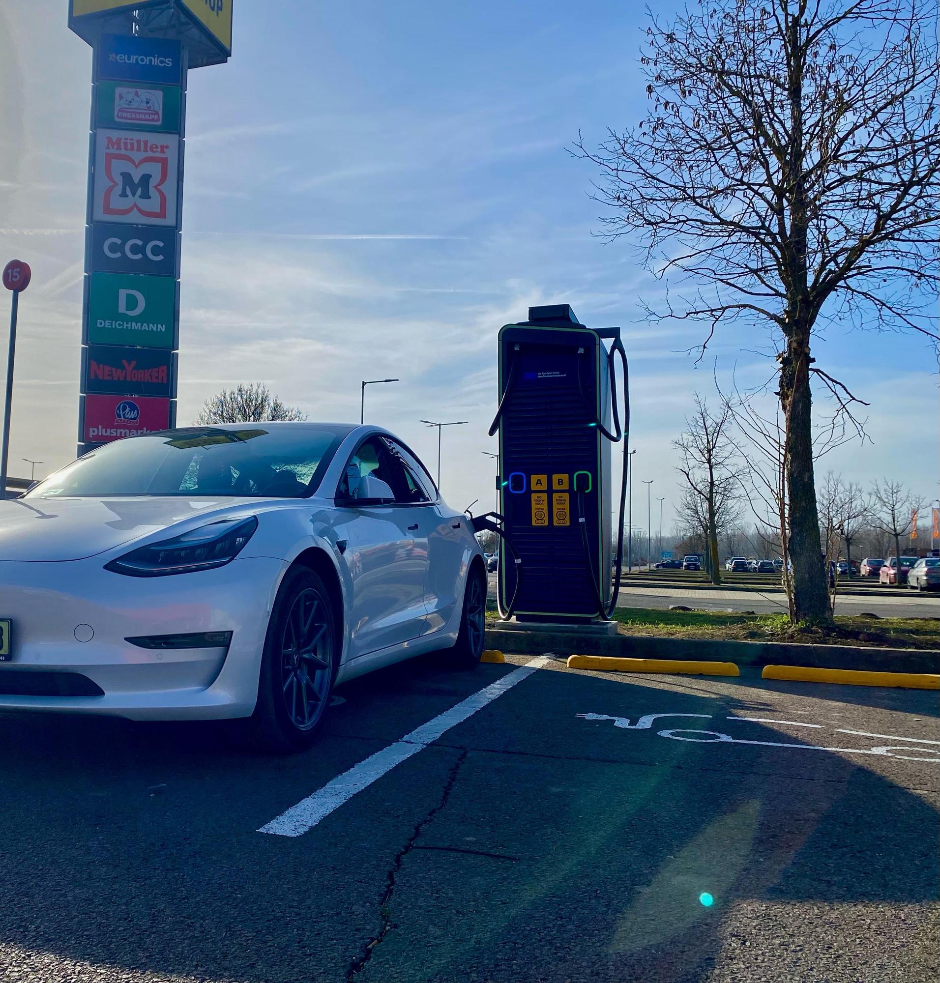 MVM Mobiliti - Auchan Szolnok | Szolnok, Felső Szandai rét 3, 5000 ...