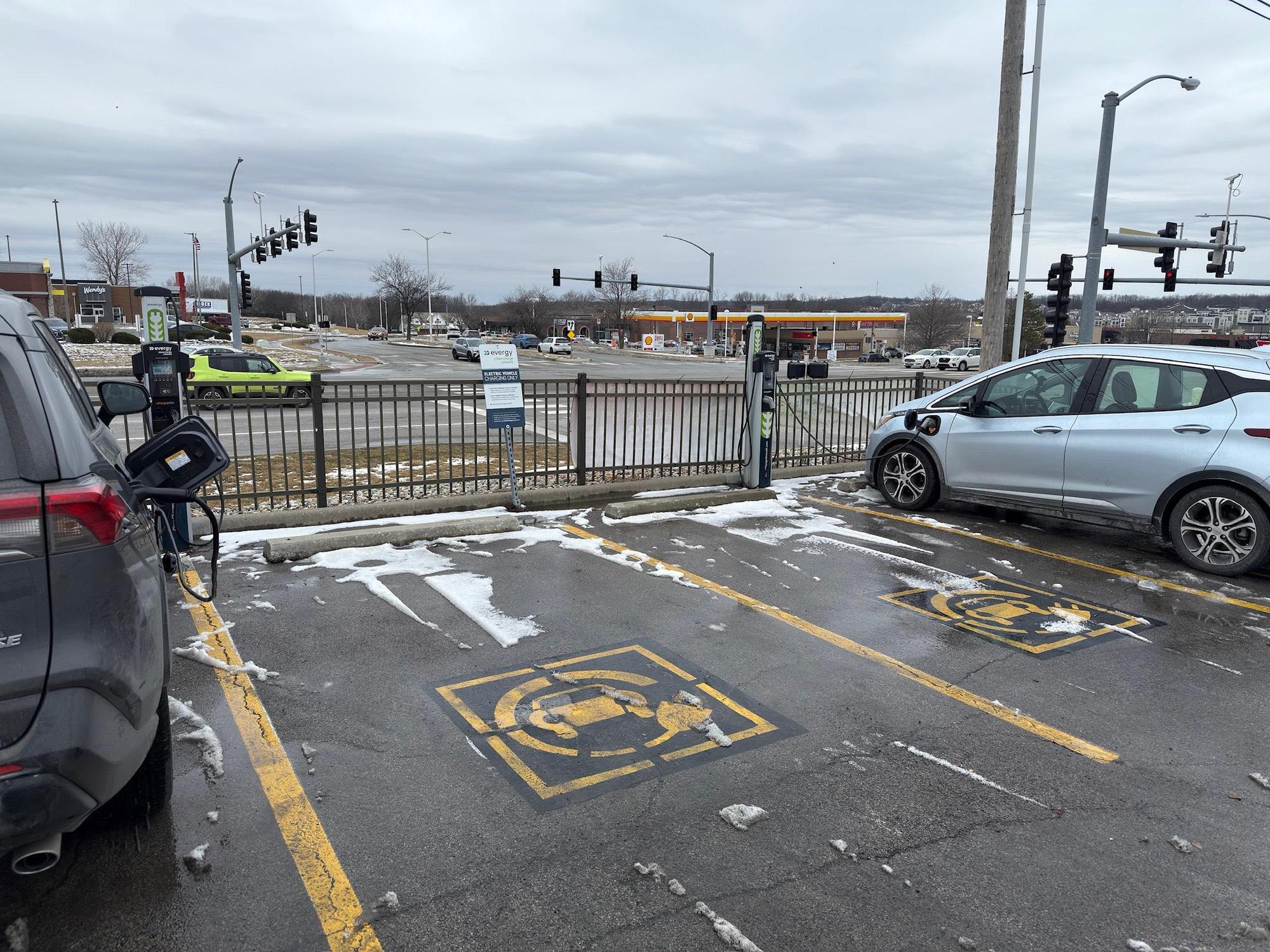 Hy-Vee 64th St | KCMO, MO | EV Station