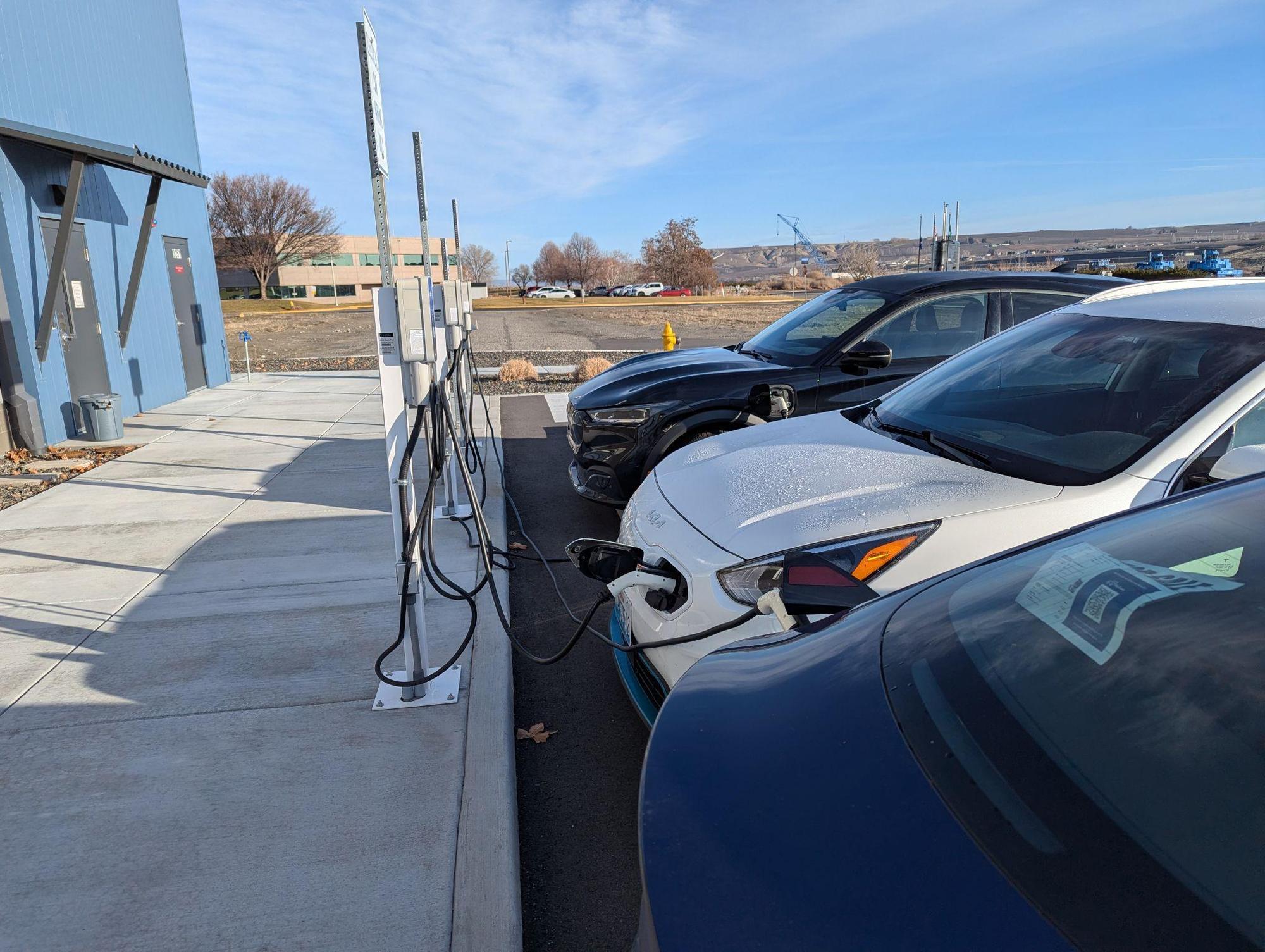 Hanford Library | Richland, WA | EV Station