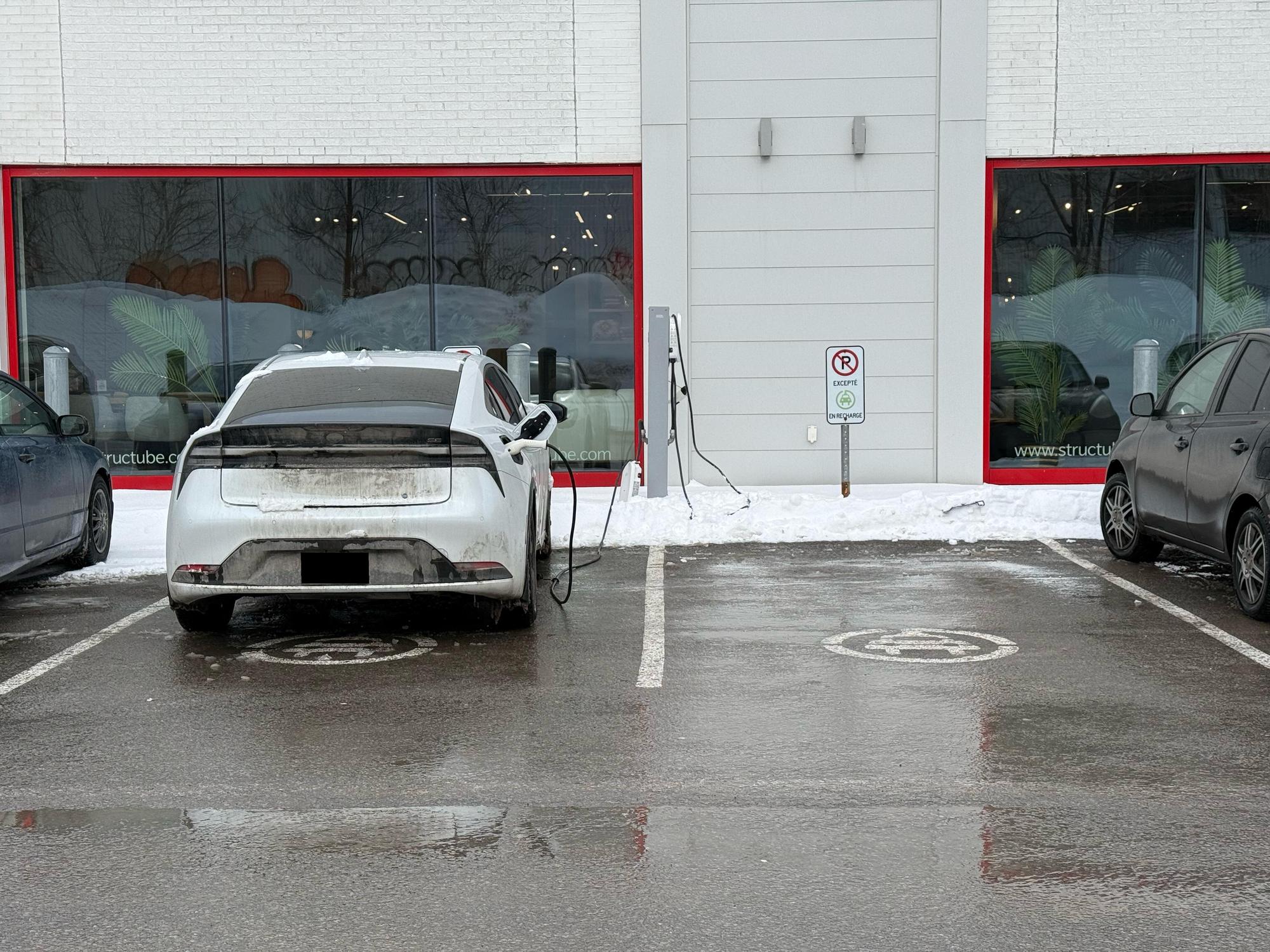 Structube | Montréal, QC | EV Station