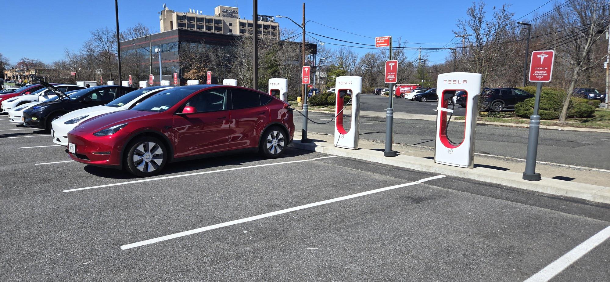Expressway Plaza | New York, NY | EV Station