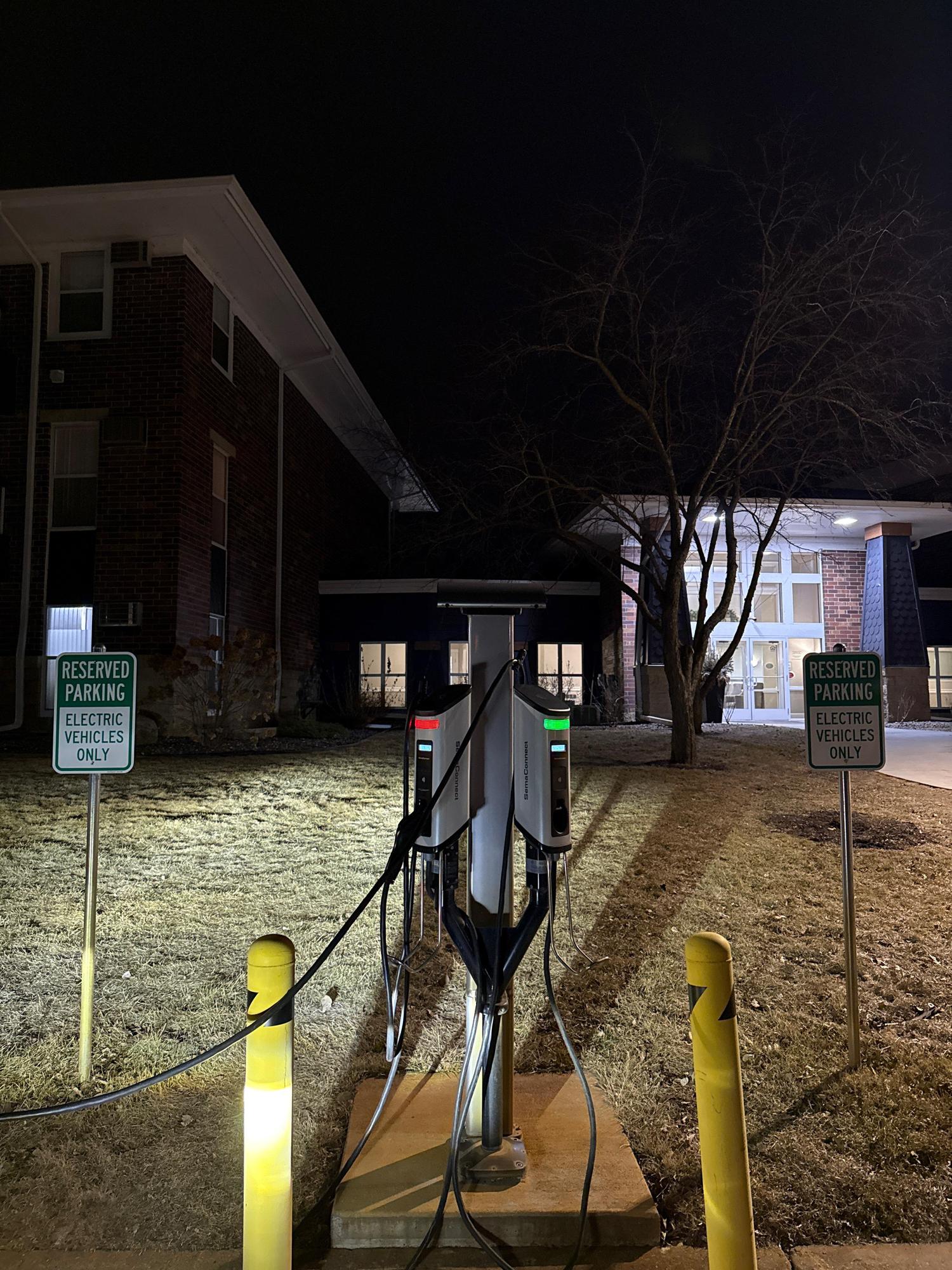 Lake Place Apartments | Eden Prairie, MN | EV Station