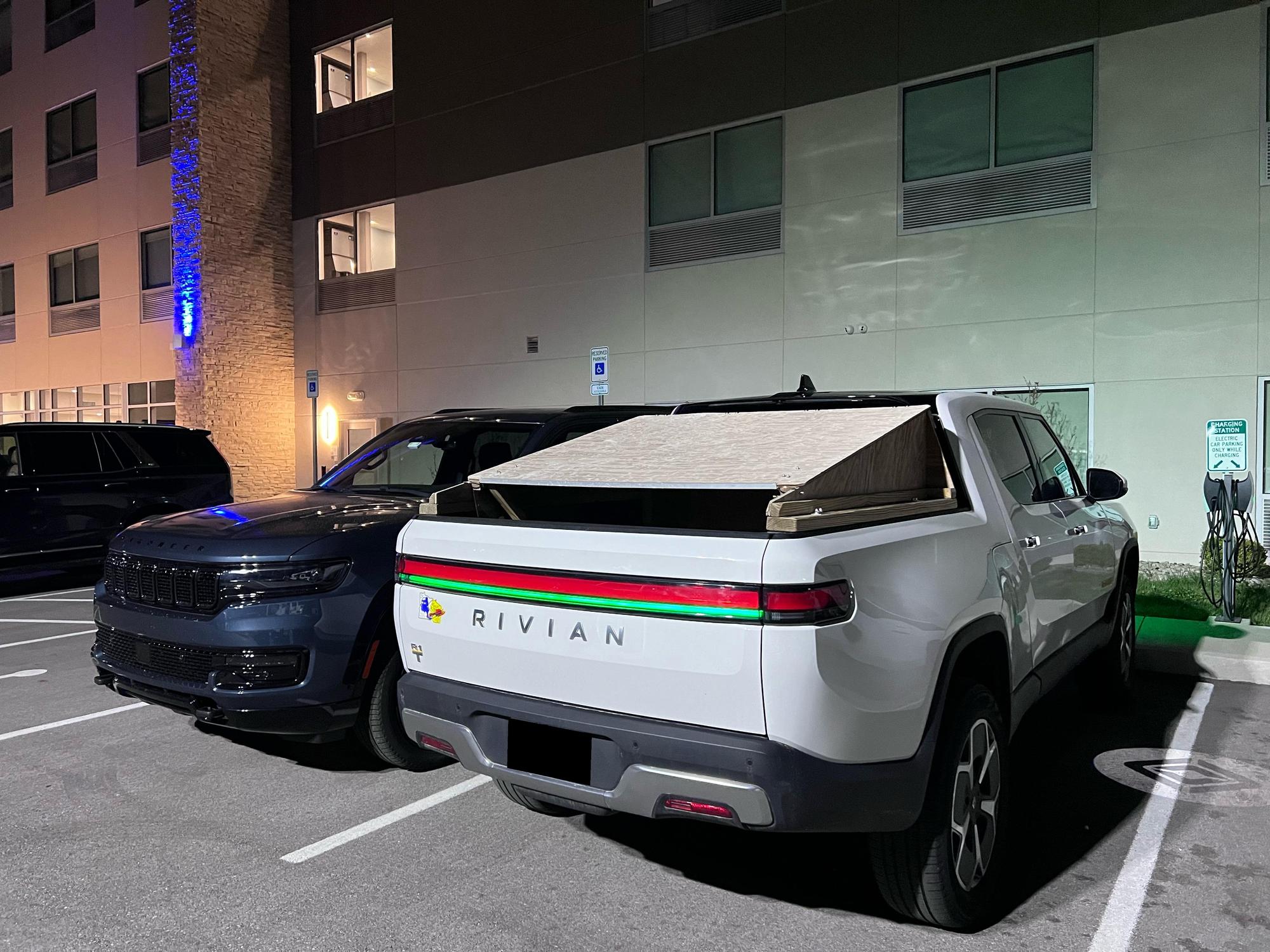 Holiday Inn Express | Dry Ridge, KY | EV Station