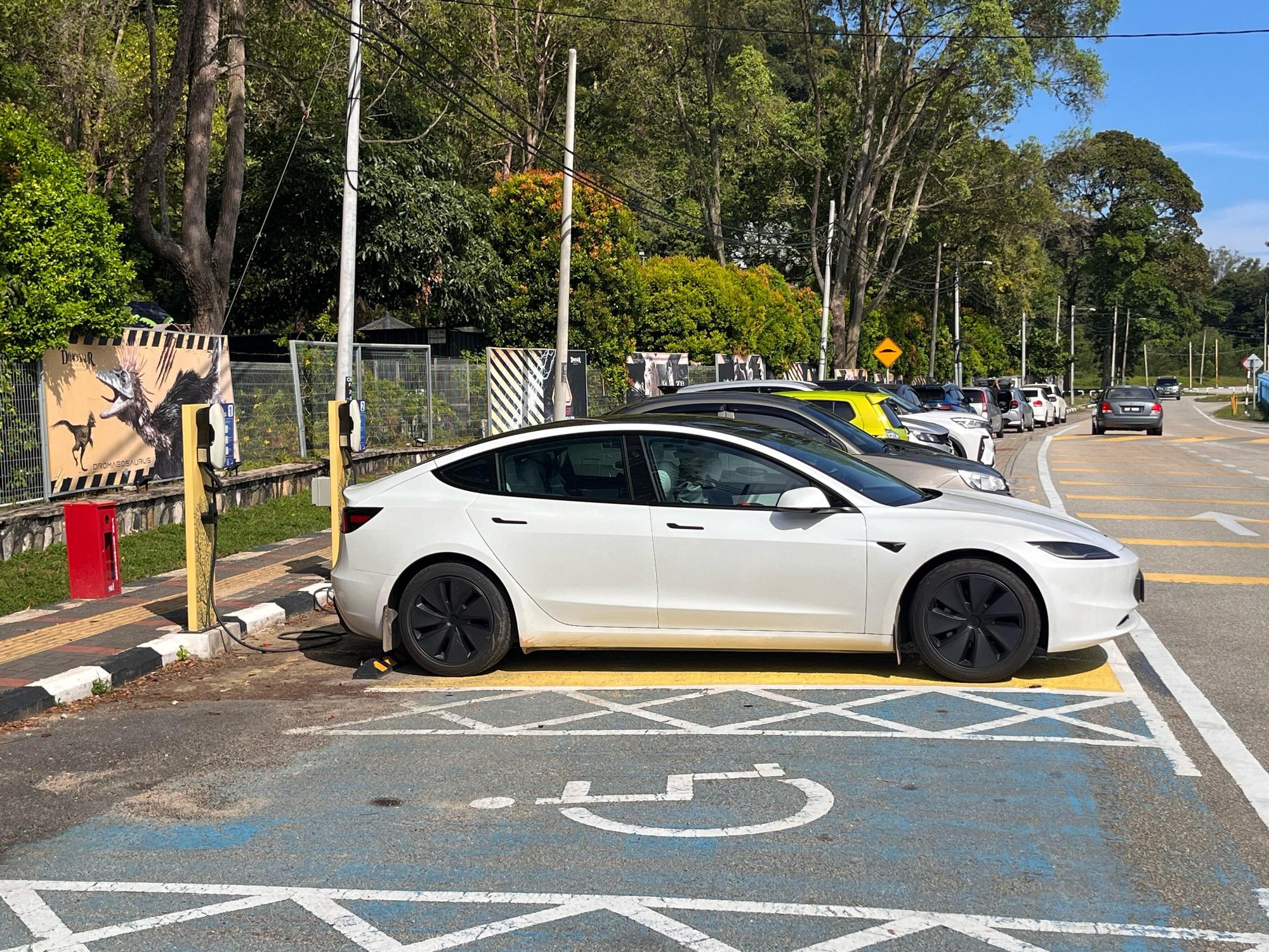 Zoo Teruntum | Kuantan, Pahang | EV Station