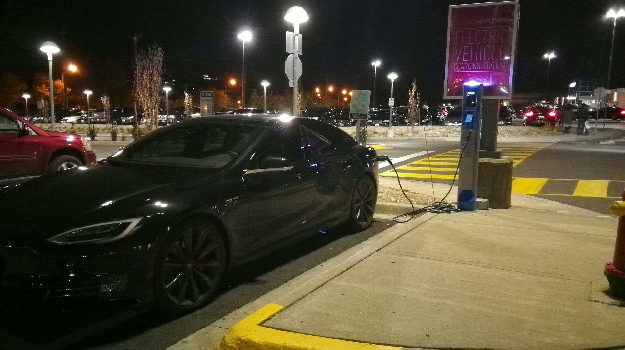 Mapleview Shopping Centre - Laura | Burlington, ON | EV Station