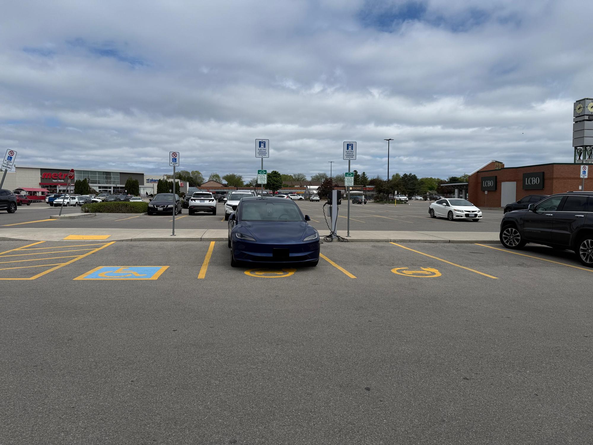 Upper Oakville Shopping Centre (1) | Oakville, ON | EV Station
