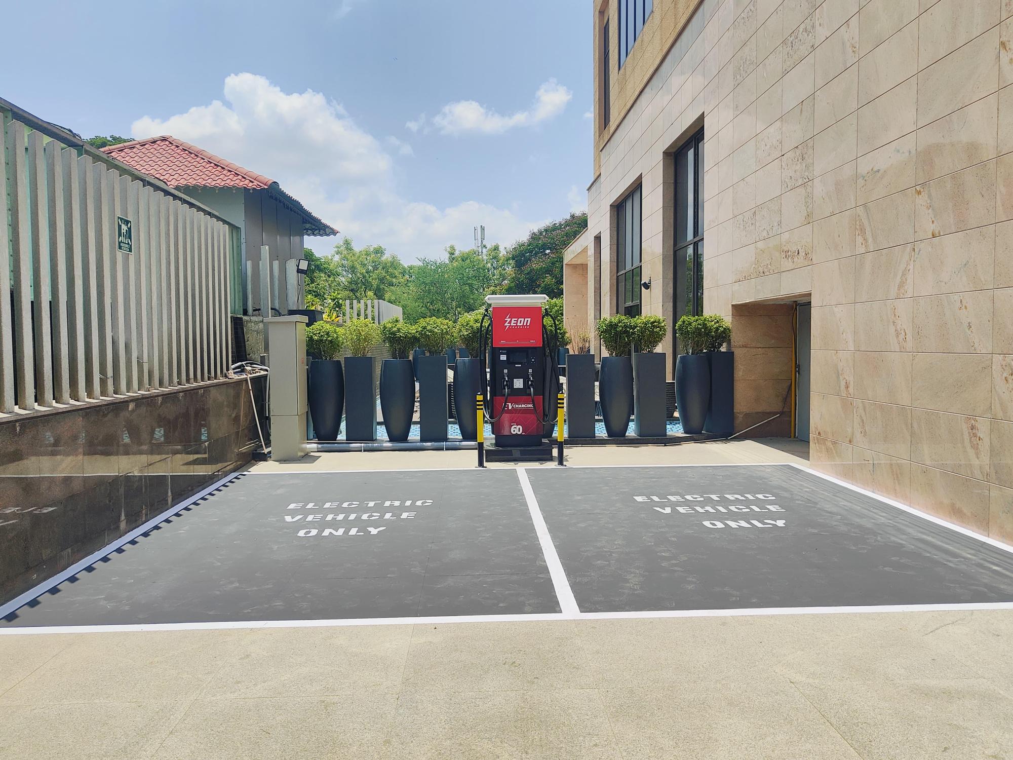 Zeon Charging | DC 60 kW CCS2 Dual Gun Charger | Raddison Blu Hotel ...