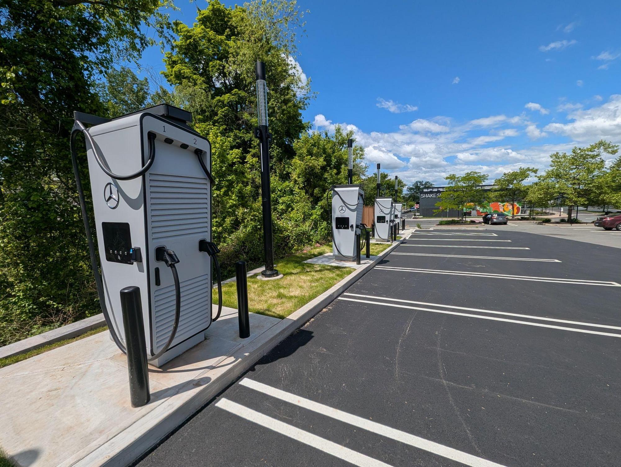 Evergreen Walk, CT | MB High-Power Charging | South Windsor, CT | EV ...