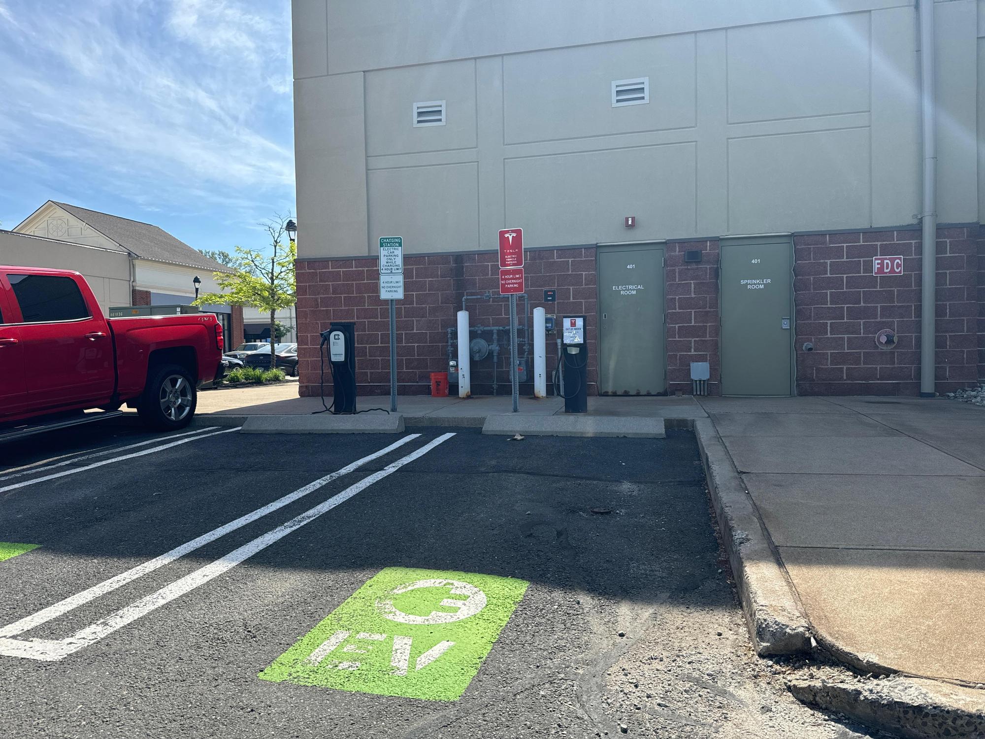 The Shops at Evergreen Walk | South Windsor, CT | EV Station