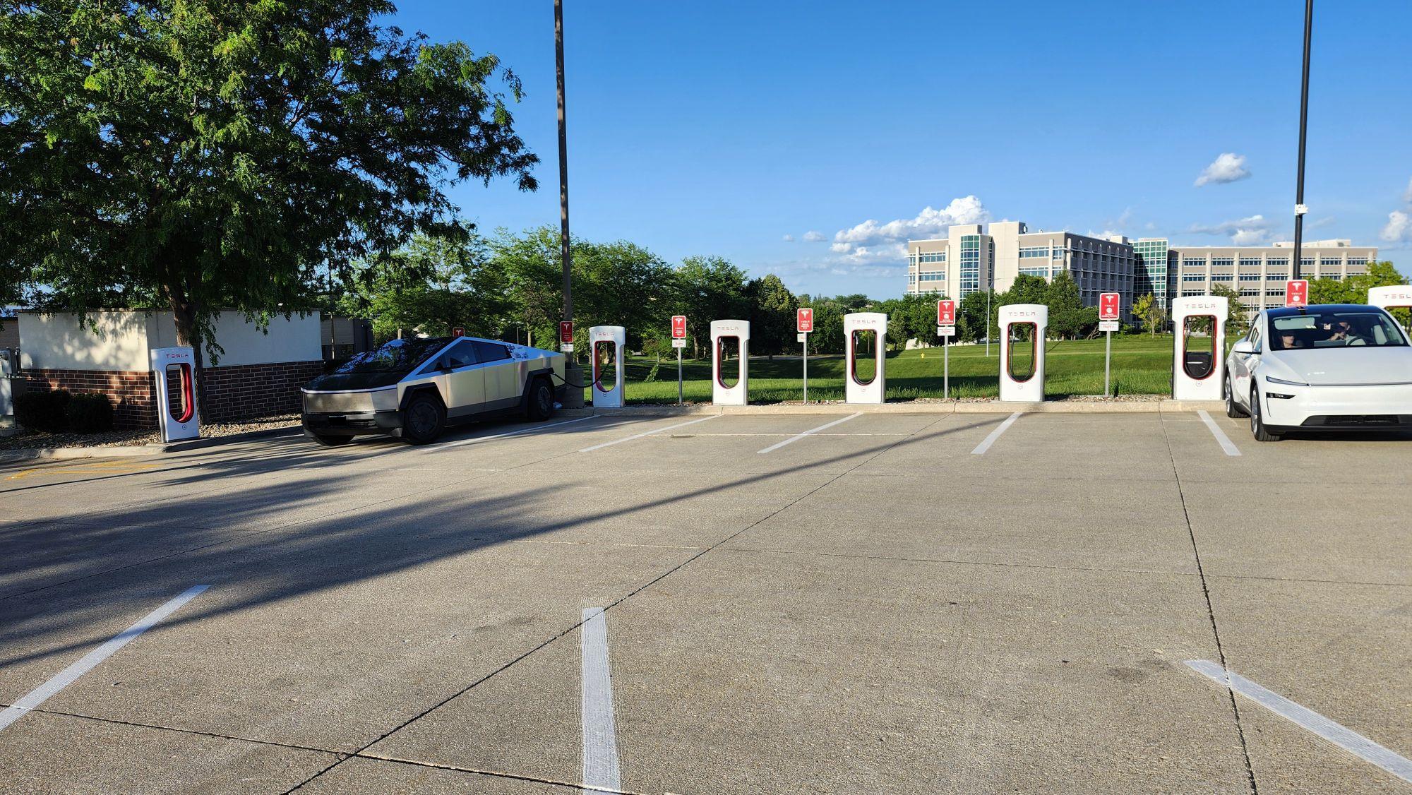 Hy-Vee West Des Moines | West Des Moines, IA | EV Station