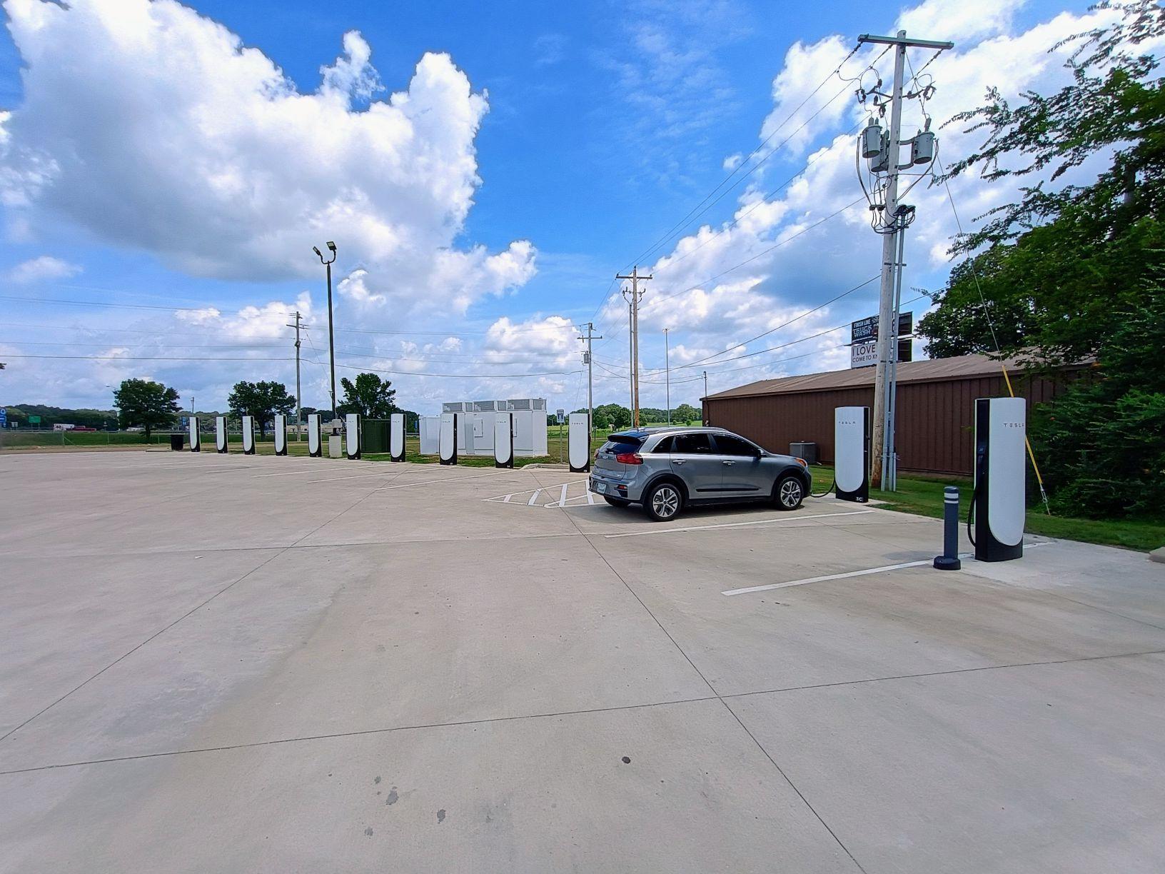 Fast Stop Markets | Wildersville, TN | EV Station