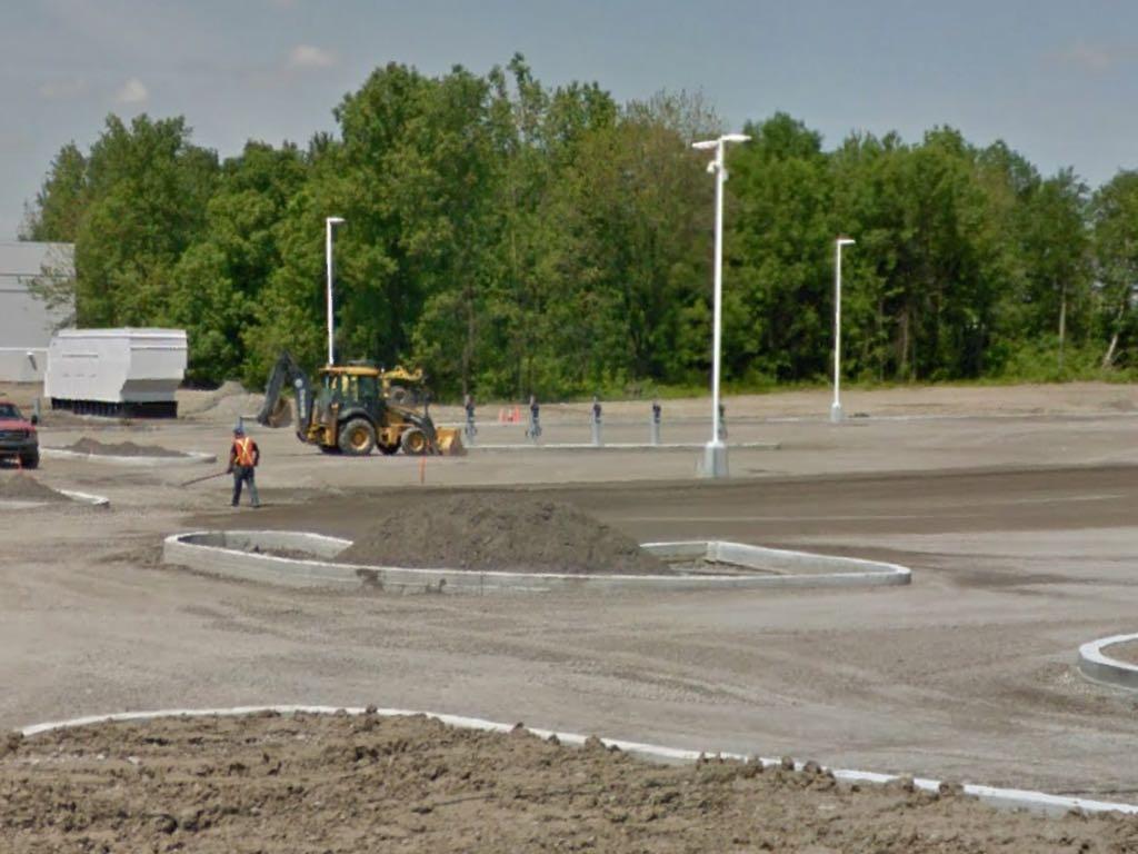 Lumen Distribution Centre | Laval, QC | EV Station