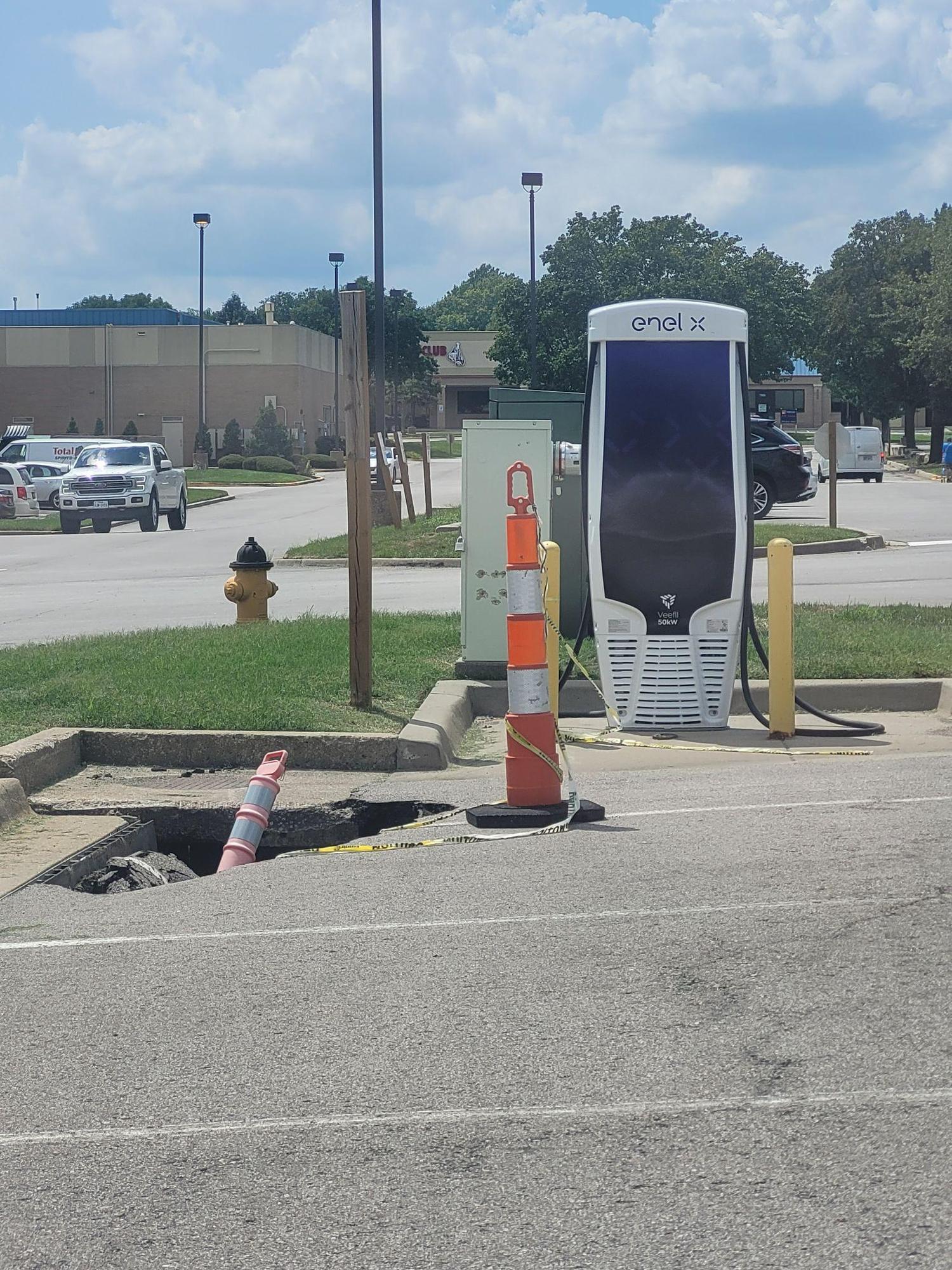 Rosana Square | Overland Park, KS | EV Station