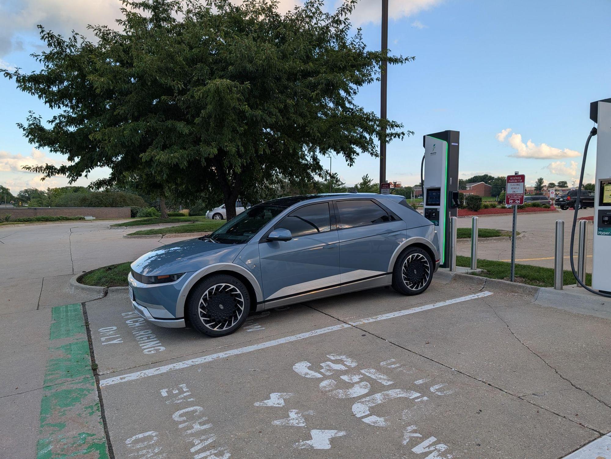 Westridge Shopping Center - Fareway Grocery | Clive, IA | EV Station