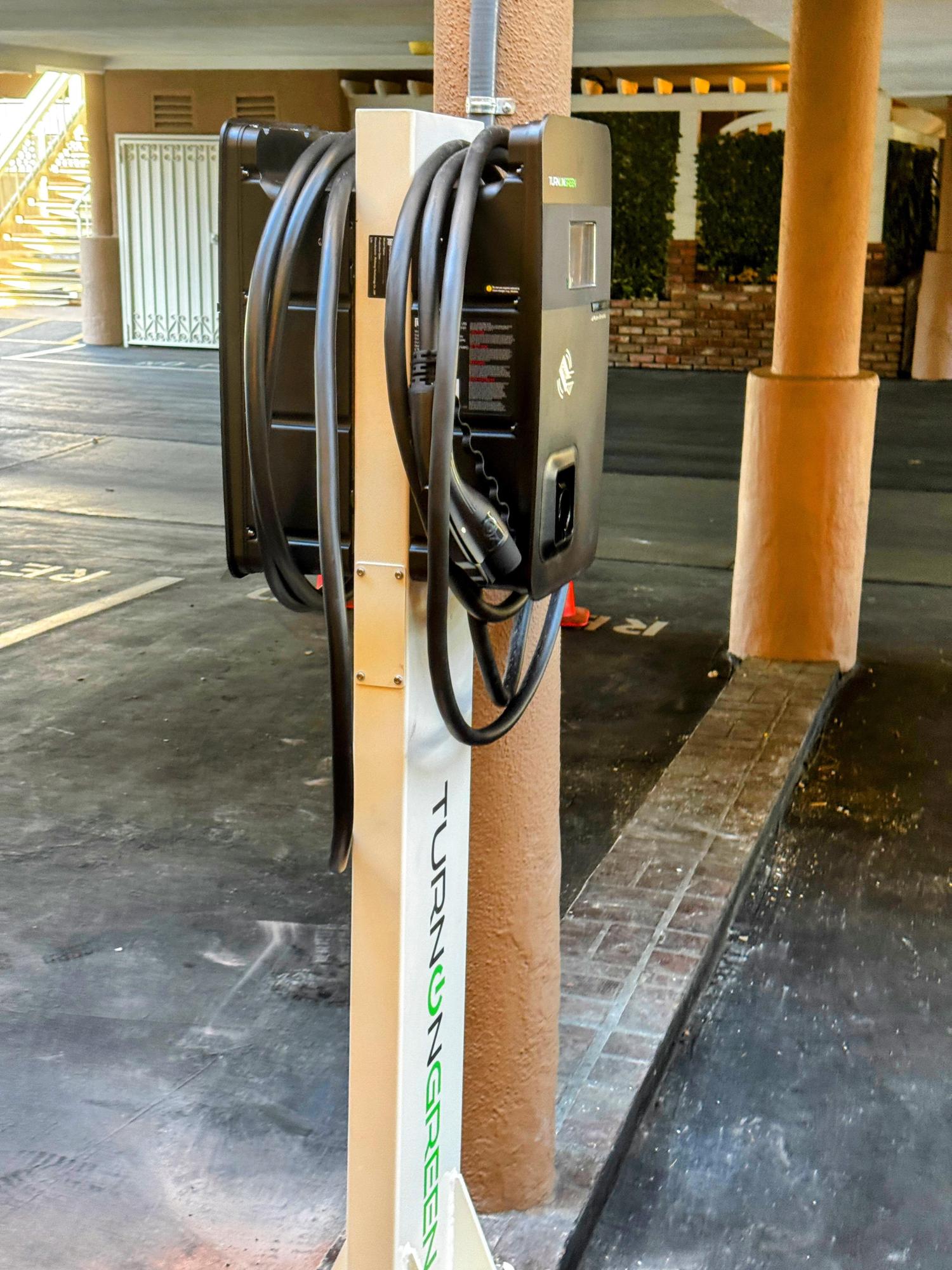 Best Western Plus Carriage Inn | Los Angeles, CA | EV Station