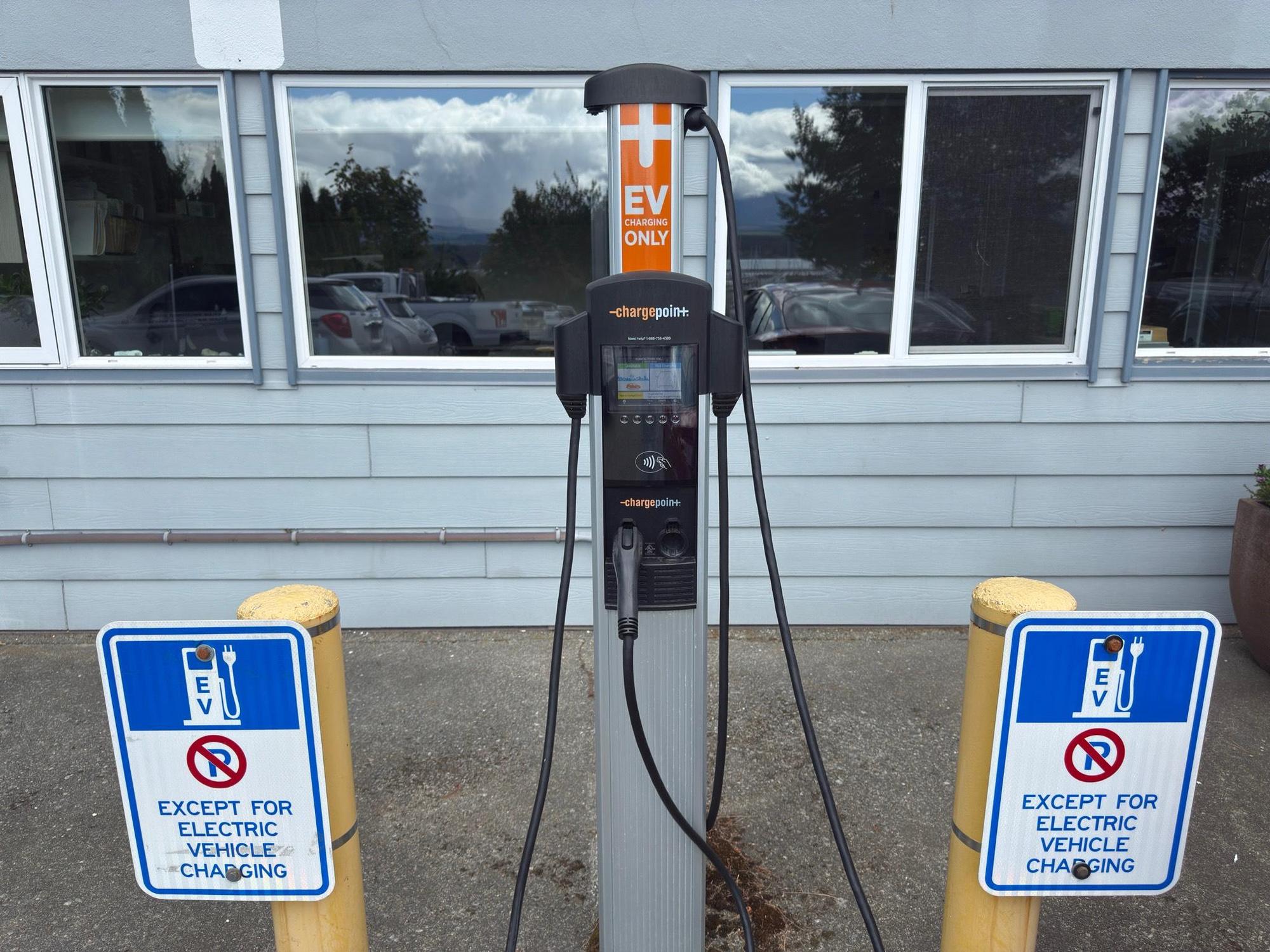 Comox Town Hall | Comox, BC | EV Station