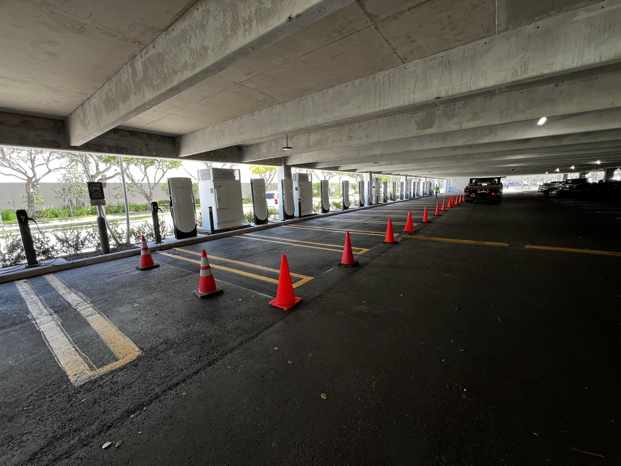 Kendall Plaza 124 Shopping Center (1) | Miami, FL | EV Station