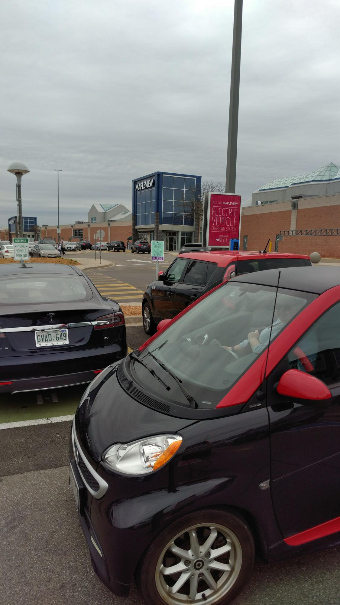 Mapleview Shopping Centre - Laura | Burlington, ON | EV Station