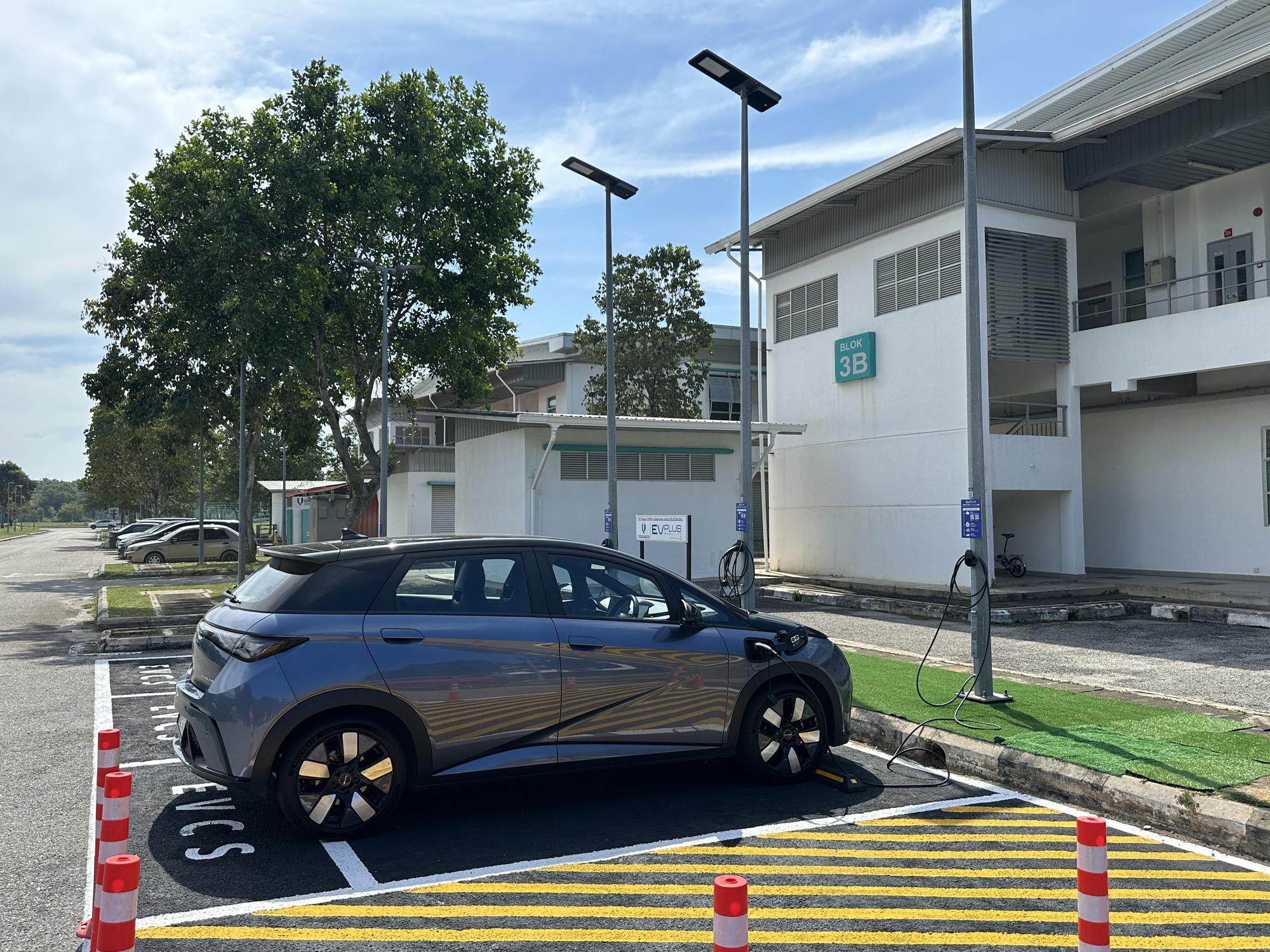 EVlution | UMPSA x EV Plus Lamp Post EV Chargers (7kW AC) | Pekan ...