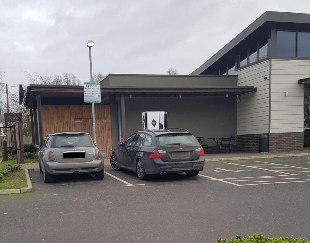 KFC & Starbucks | Heathrow, England | EV Station