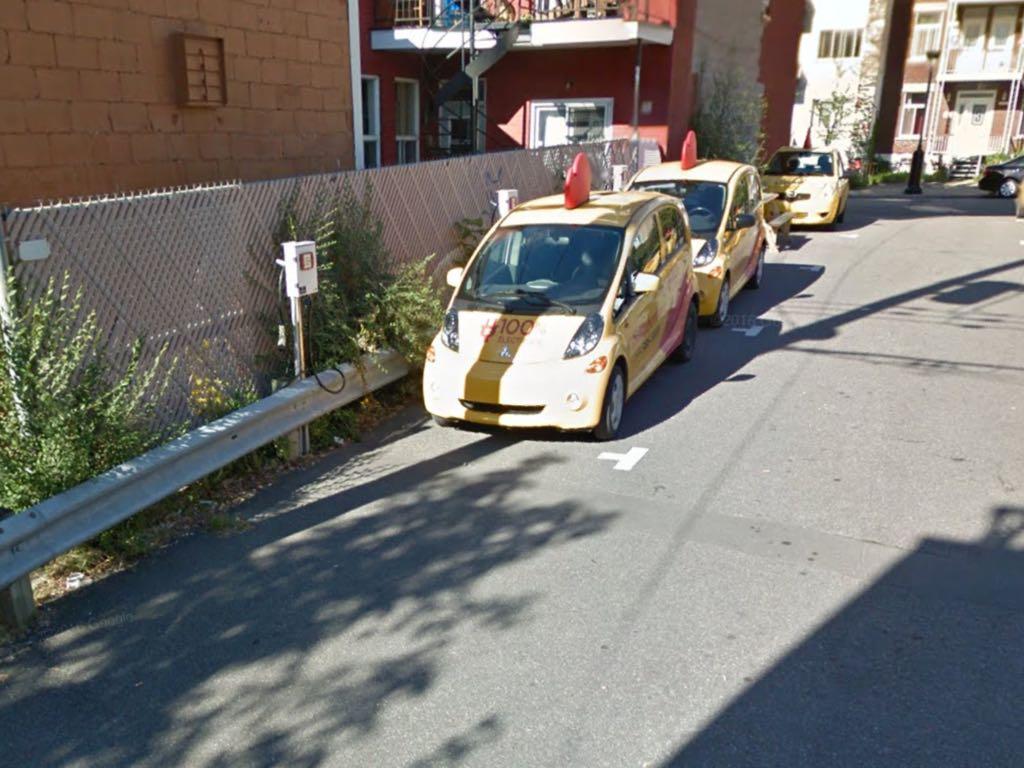 St-Hubert Express | Montréal, QC | EV Station