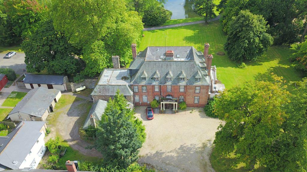 Llansantffraed Court Hotel | Llanvihangel Gobion, Wales | EV Station