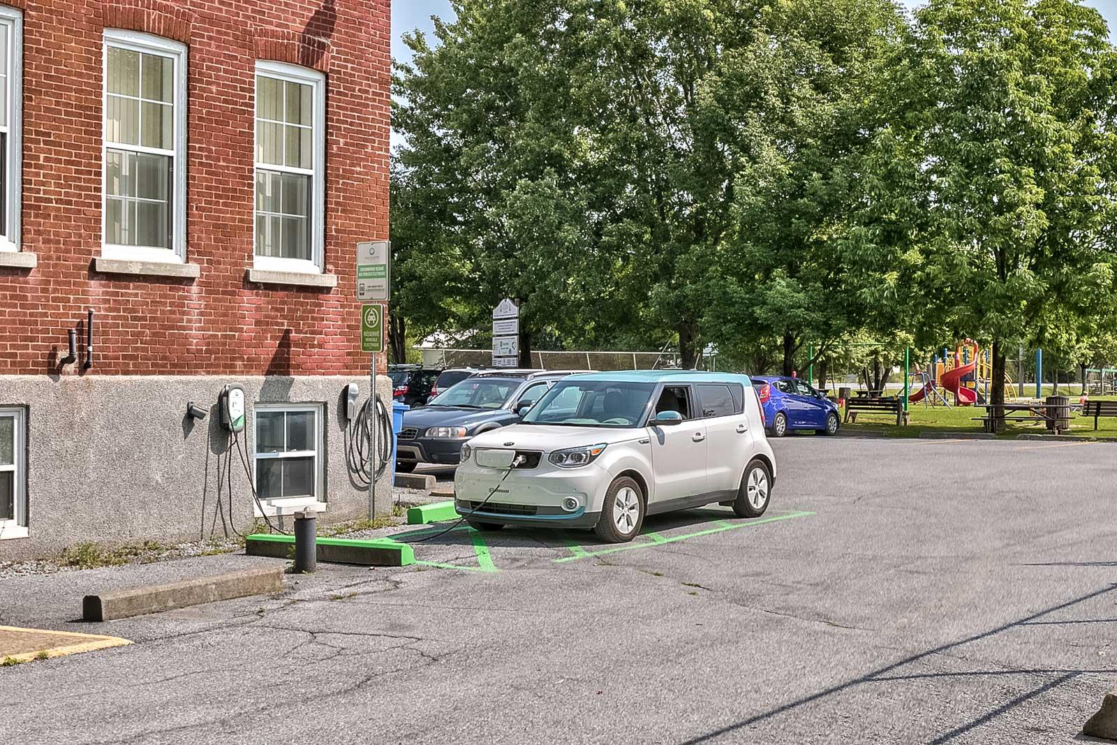 Pike River - Hôtel de Ville | Stanbridge Station, QC | EV Station