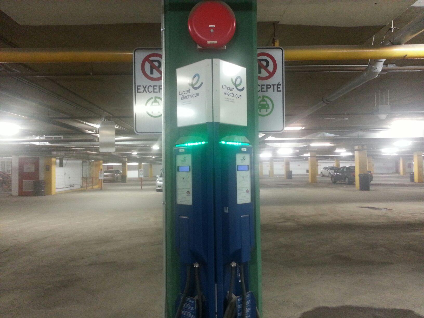 Décarie Square | Côte Saint-Luc, QC | EV Station