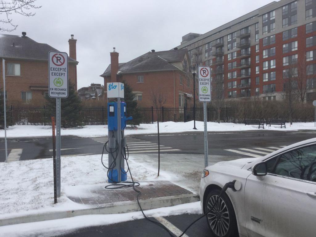Eleanor London Public Library | Côte Saint-Luc, QC | EV Station