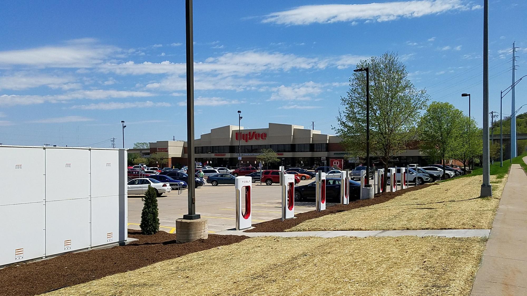 Hy-Vee Dubuque | Dubuque, IA | EV Station