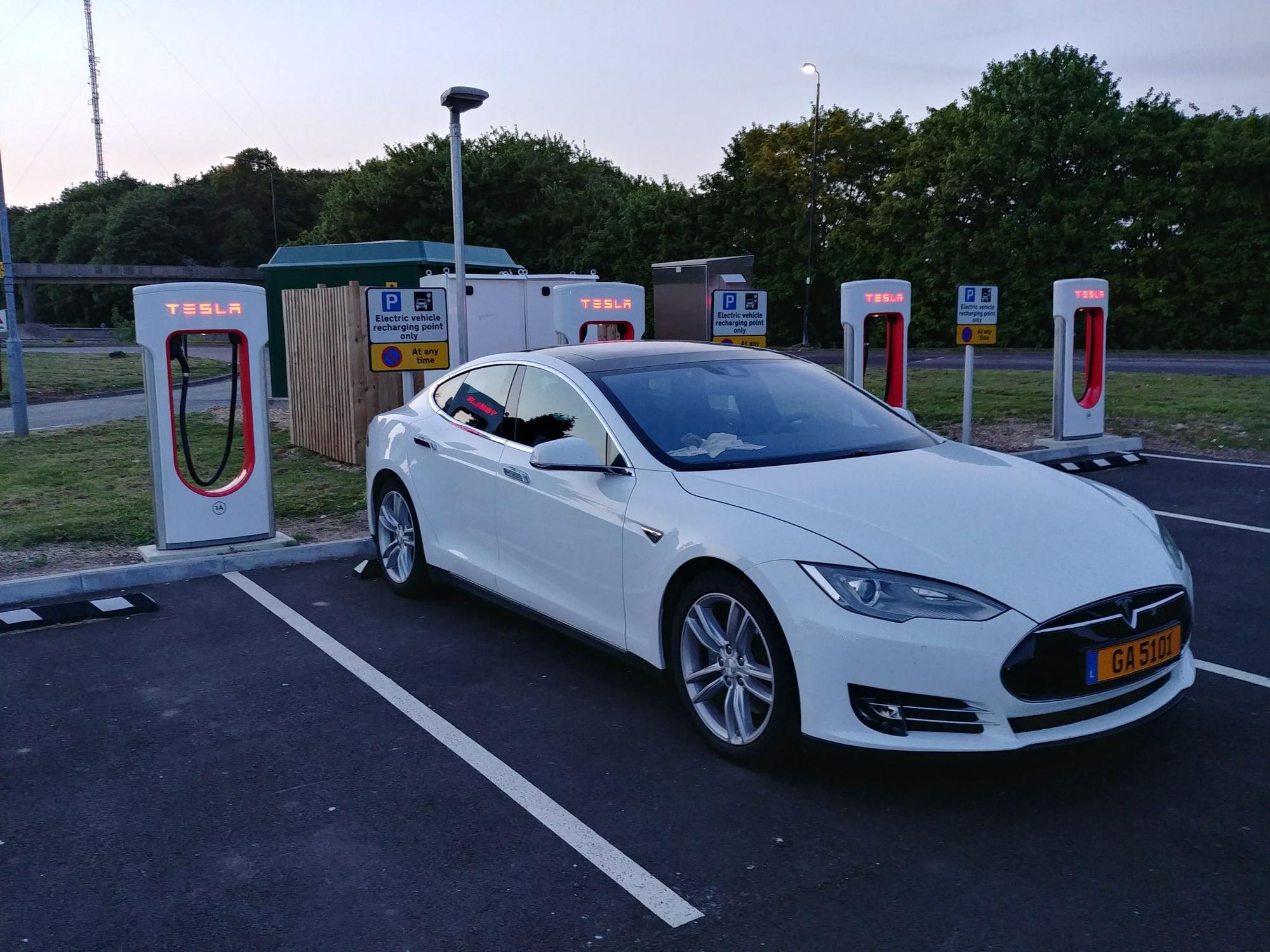 Membury Westbound Services M4 (2) | Lambourn Woodlands, England | EV ...
