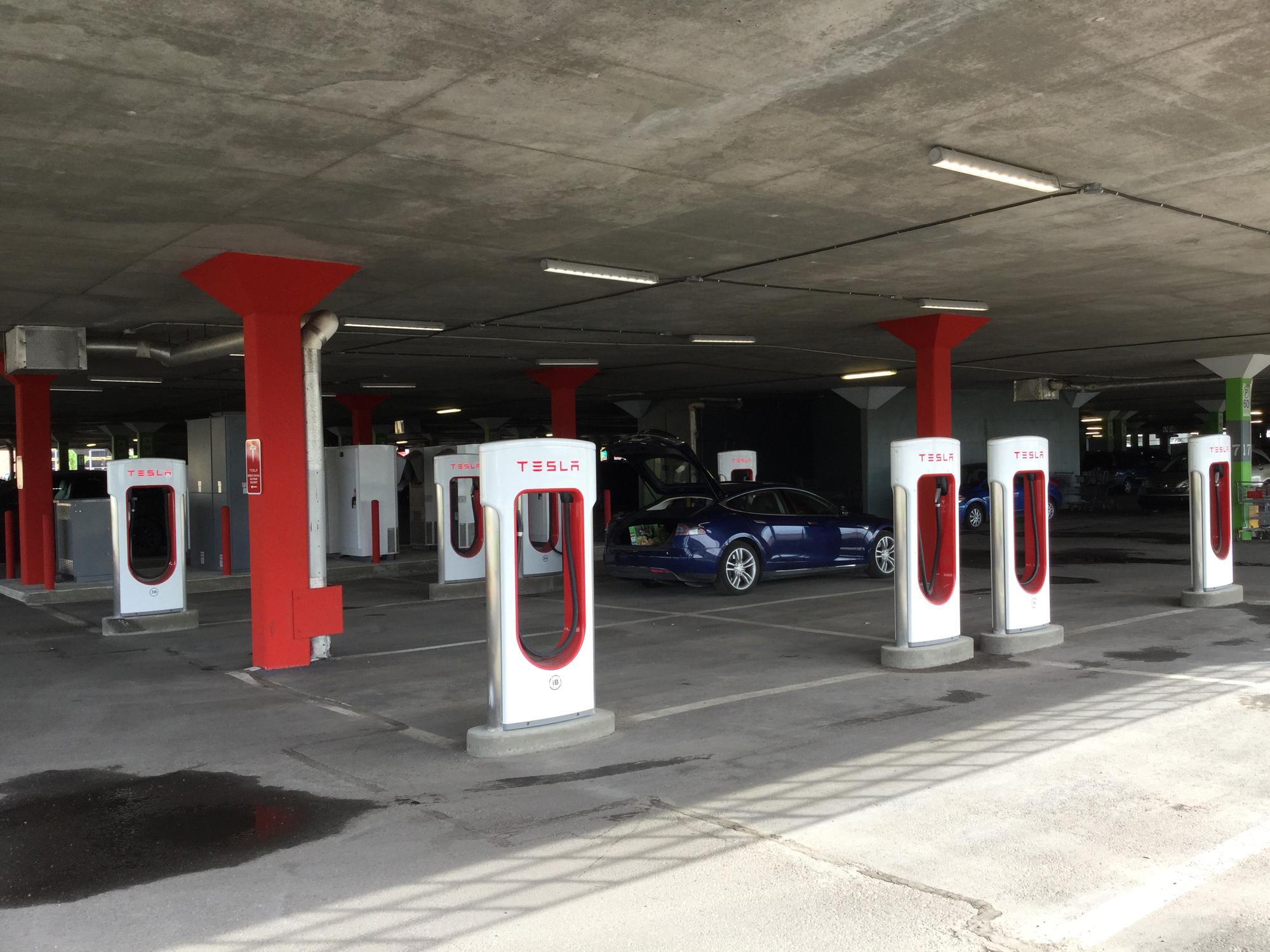 Place Vertu | Montréal, QC | EV Station