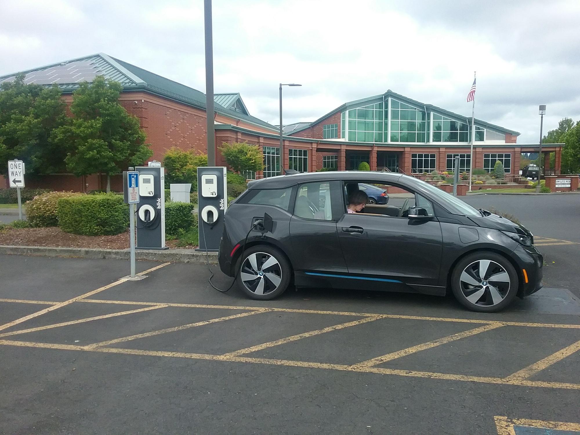 Cowlitz PUD Main Office (1) | Longview, WA | EV Station