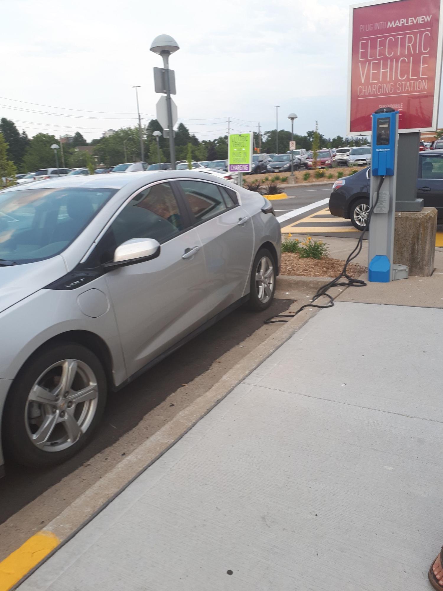 Mapleview Shopping Centre - Laura | Burlington, ON | EV Station