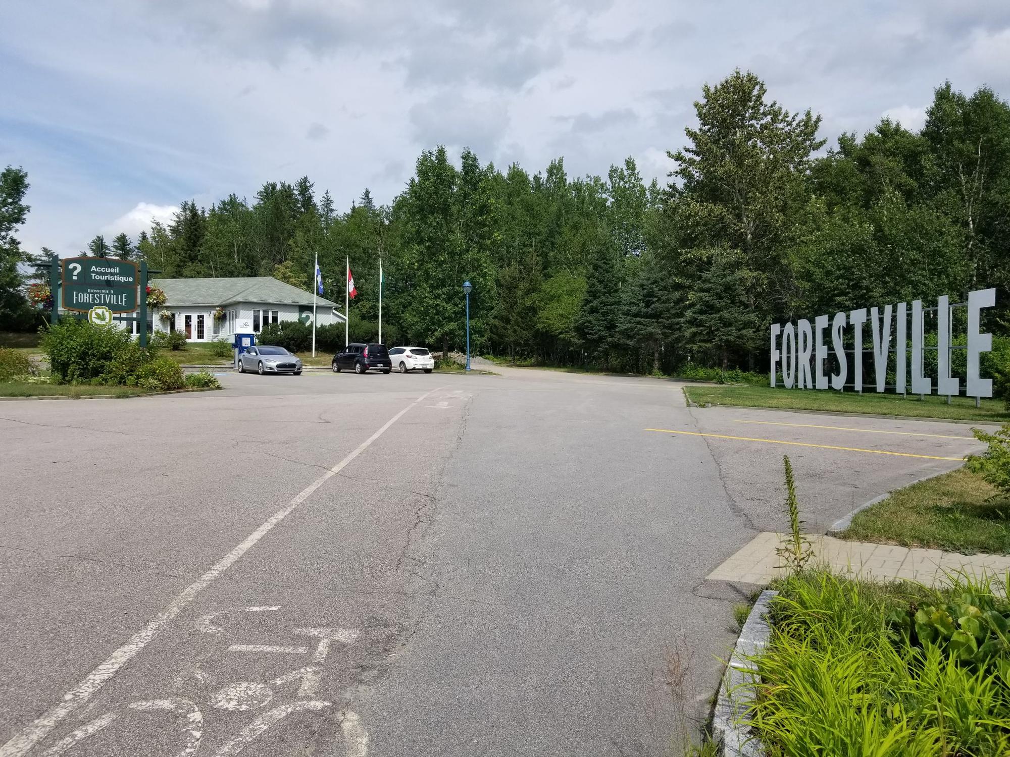 Bureau d'accueil touristique | Forestville, QC | EV Station
