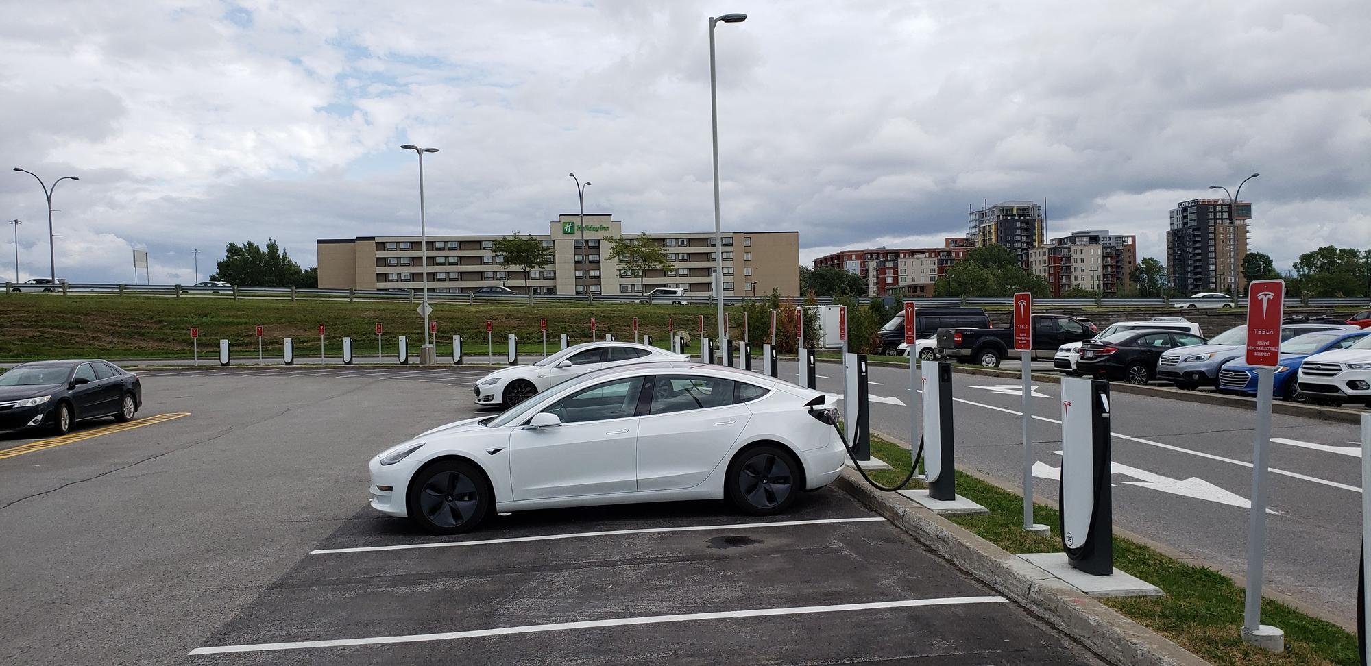 CF Carrefour Laval - Simons | Laval, QC | EV Station