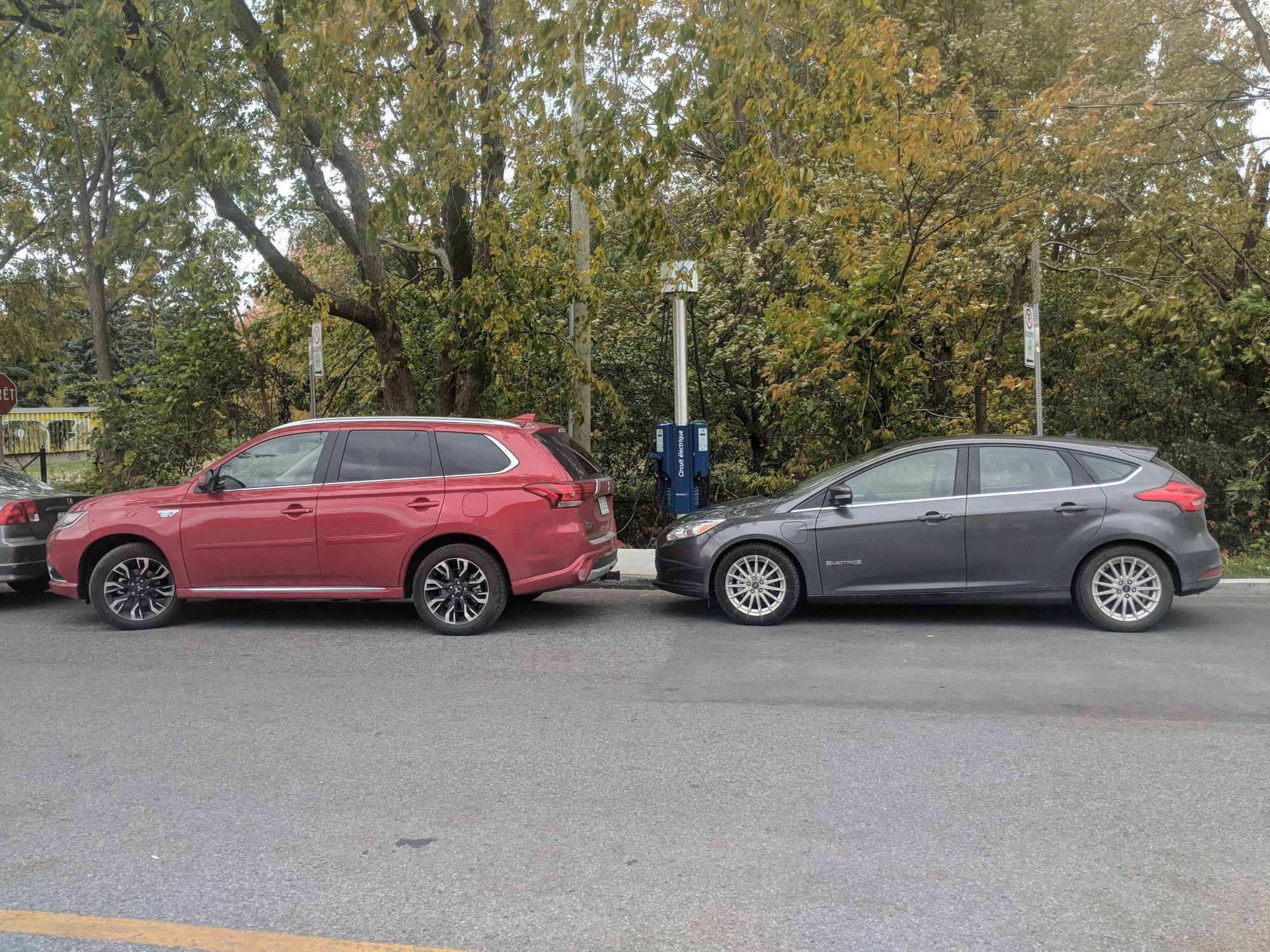 Rue Louis-Hébert Stationnement / chargement | Montréal, QC | EV Station