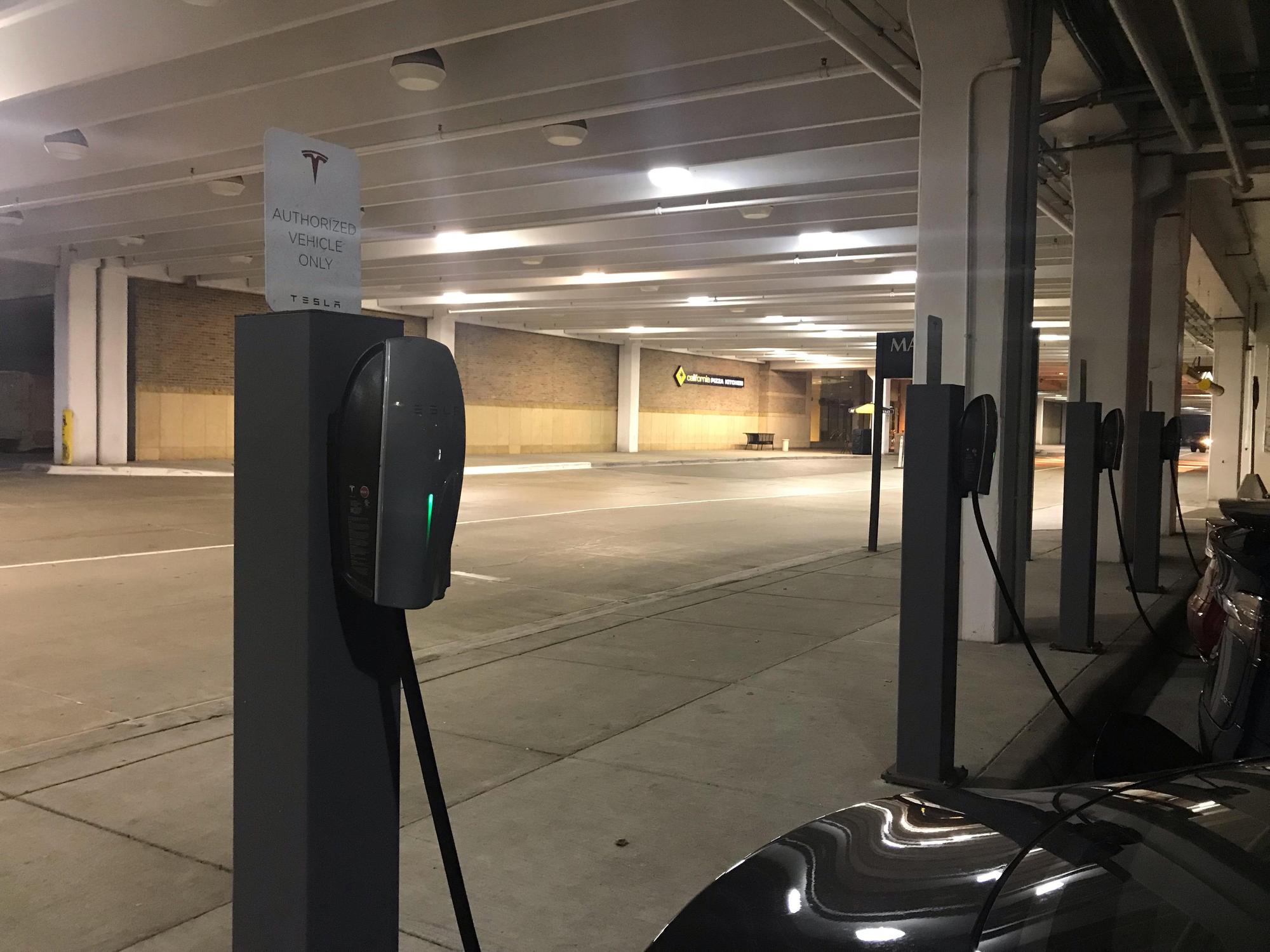 Tesla Showroom - Somerset Collection | Troy, MI | EV Station