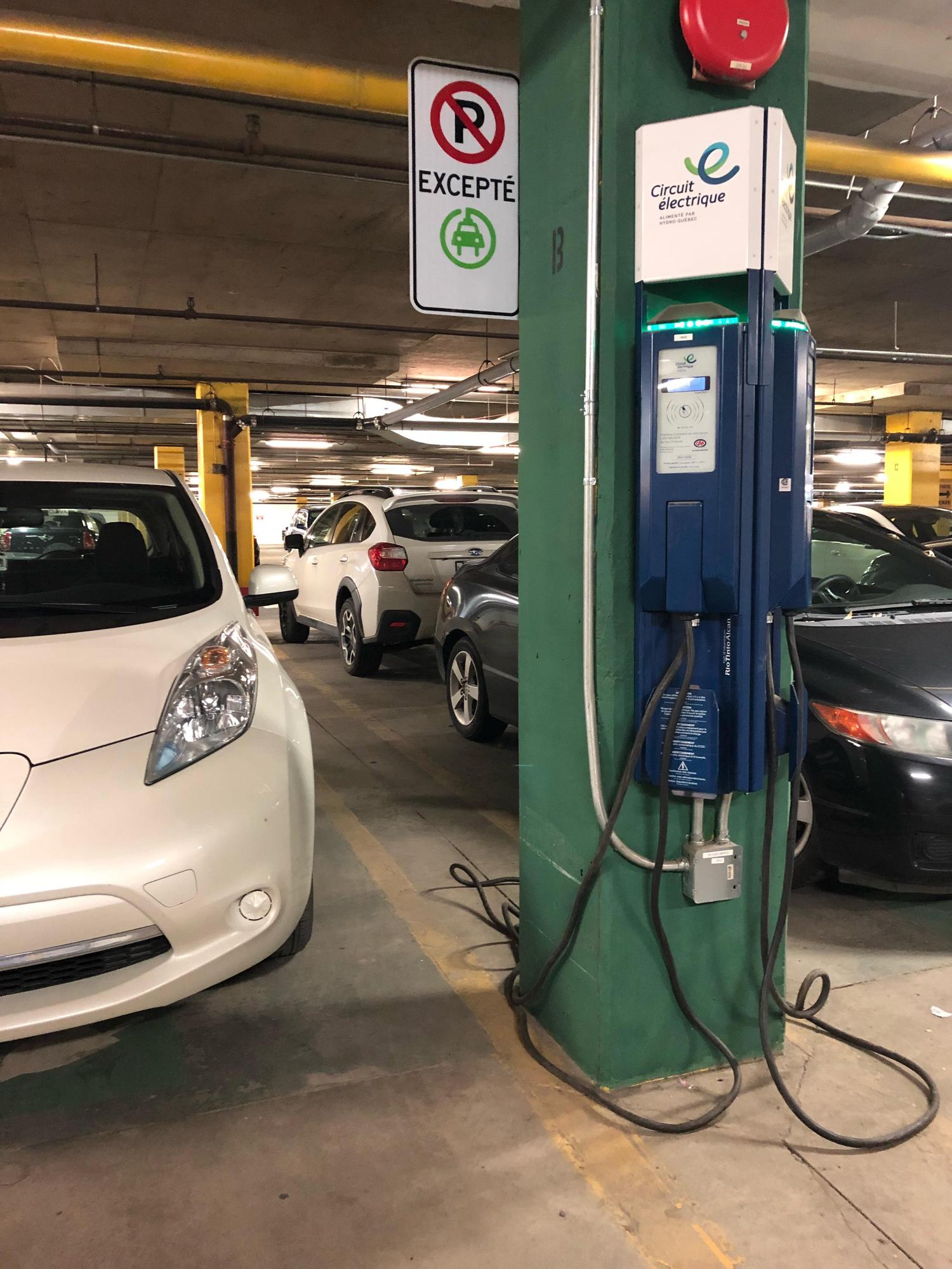 Décarie Square | Côte Saint-Luc, QC | EV Station