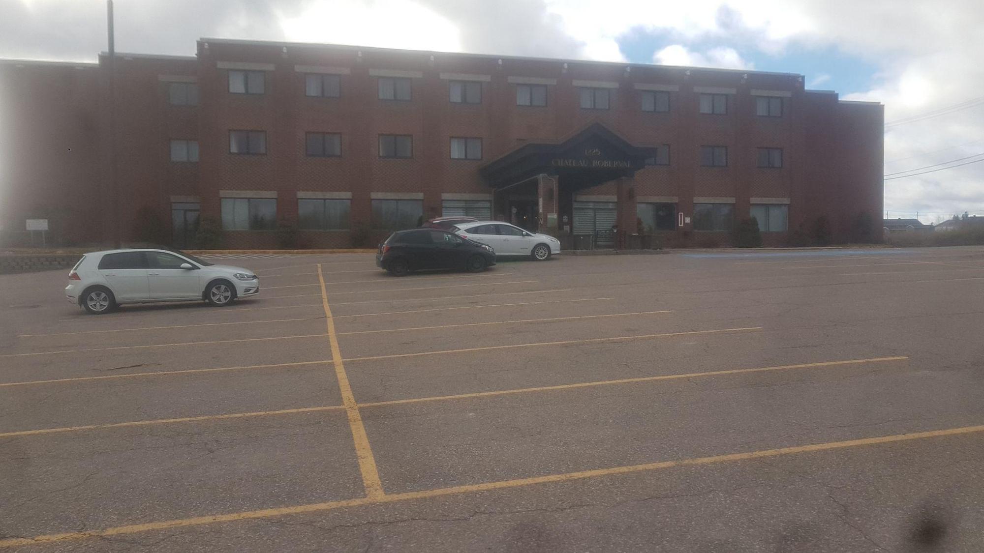 Hôtel château Roberval | Roberval, QC | EV Station